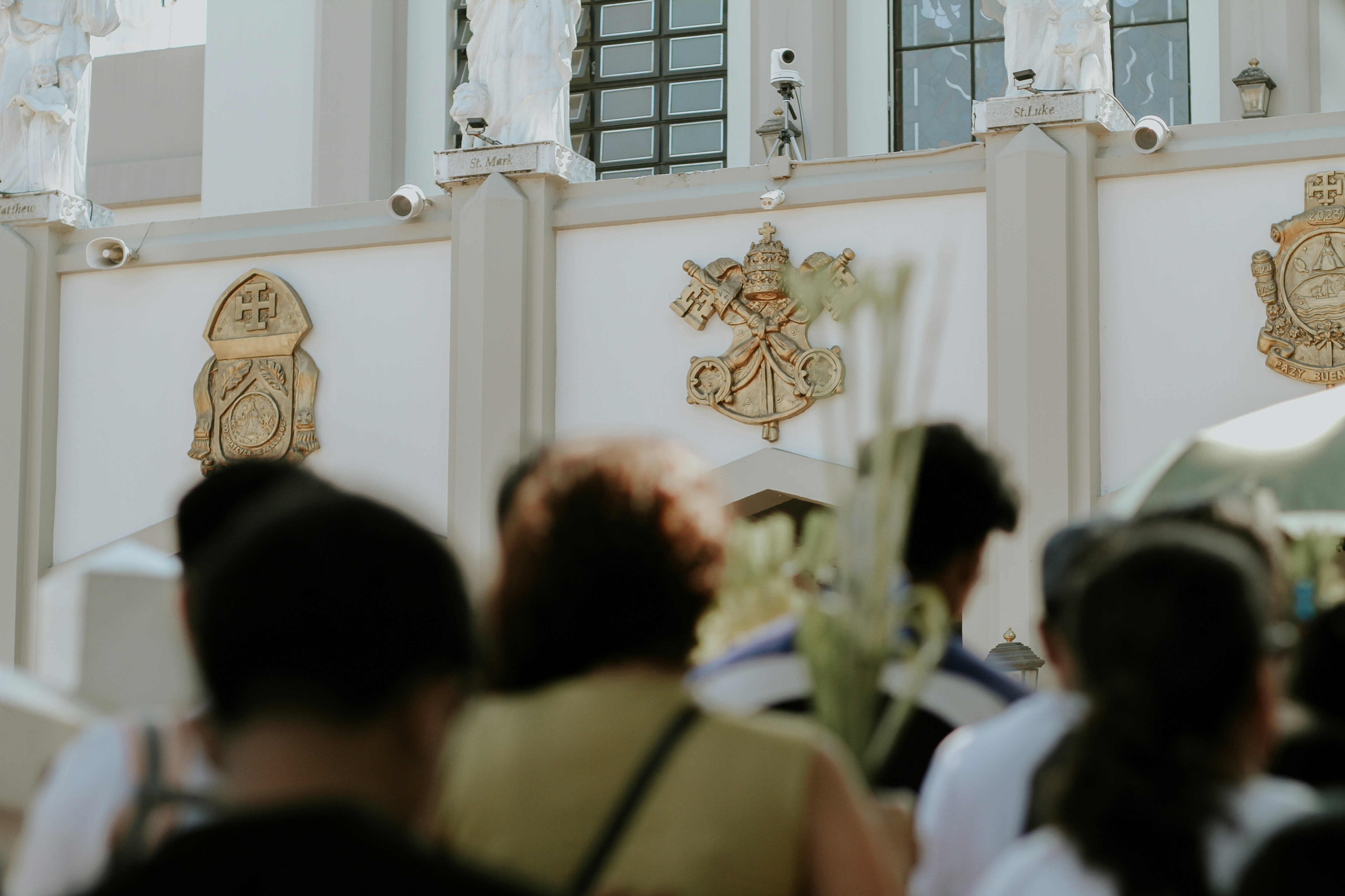 Heraldic Quiet: A Crowd Before Golden Crests