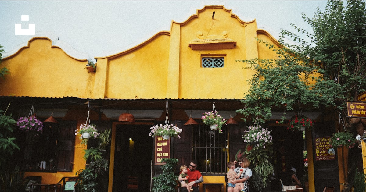 Deux Femmes Assises Sur Un Banc Devant Un Bâtiment Jaune Photo Photo