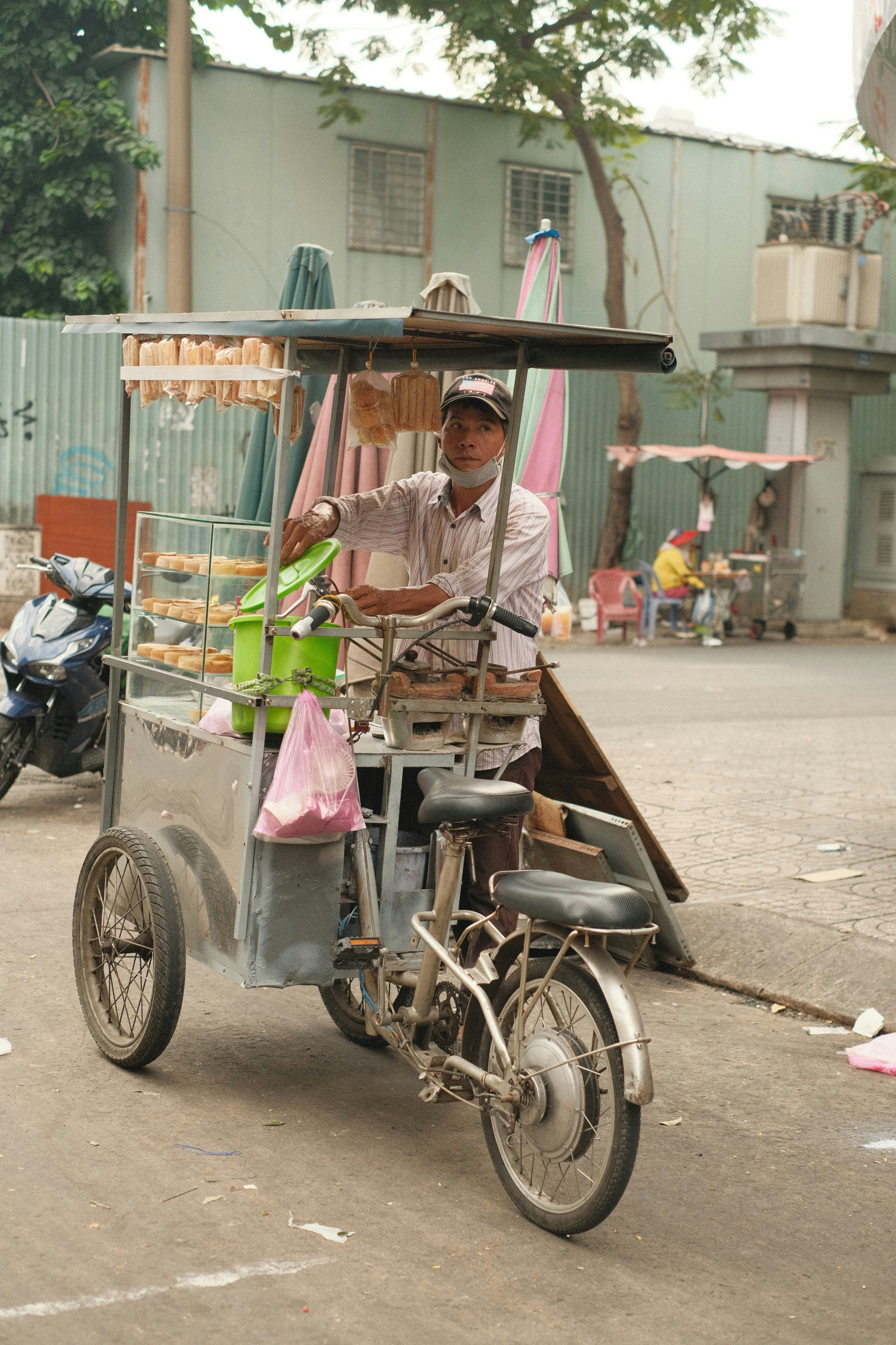 Un hombre conduciendo un carro con un carro atado a él foto – Imagen de ...