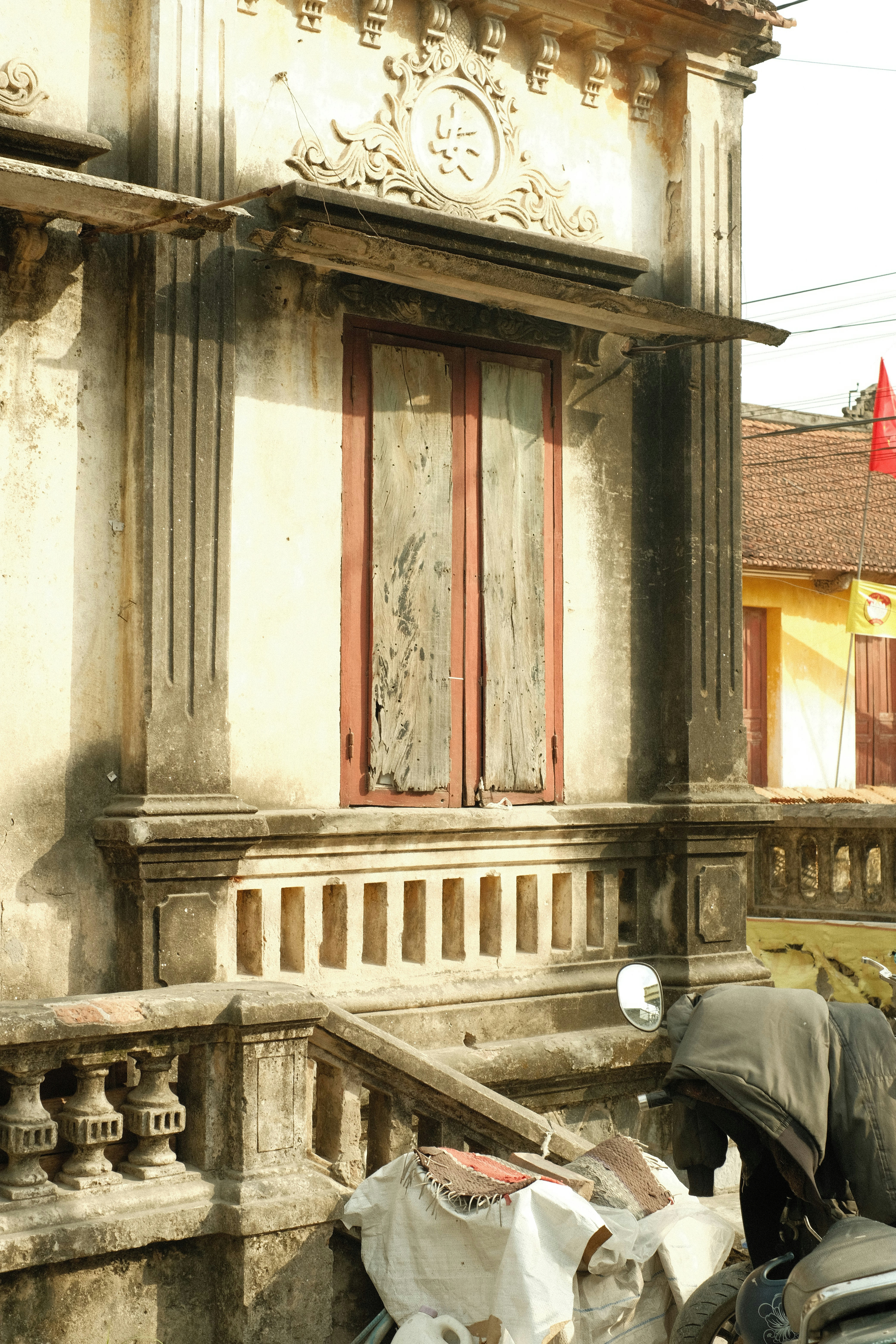 Weathered Facade and Loading Scene at a Sunlit Cartagena-style Terrace