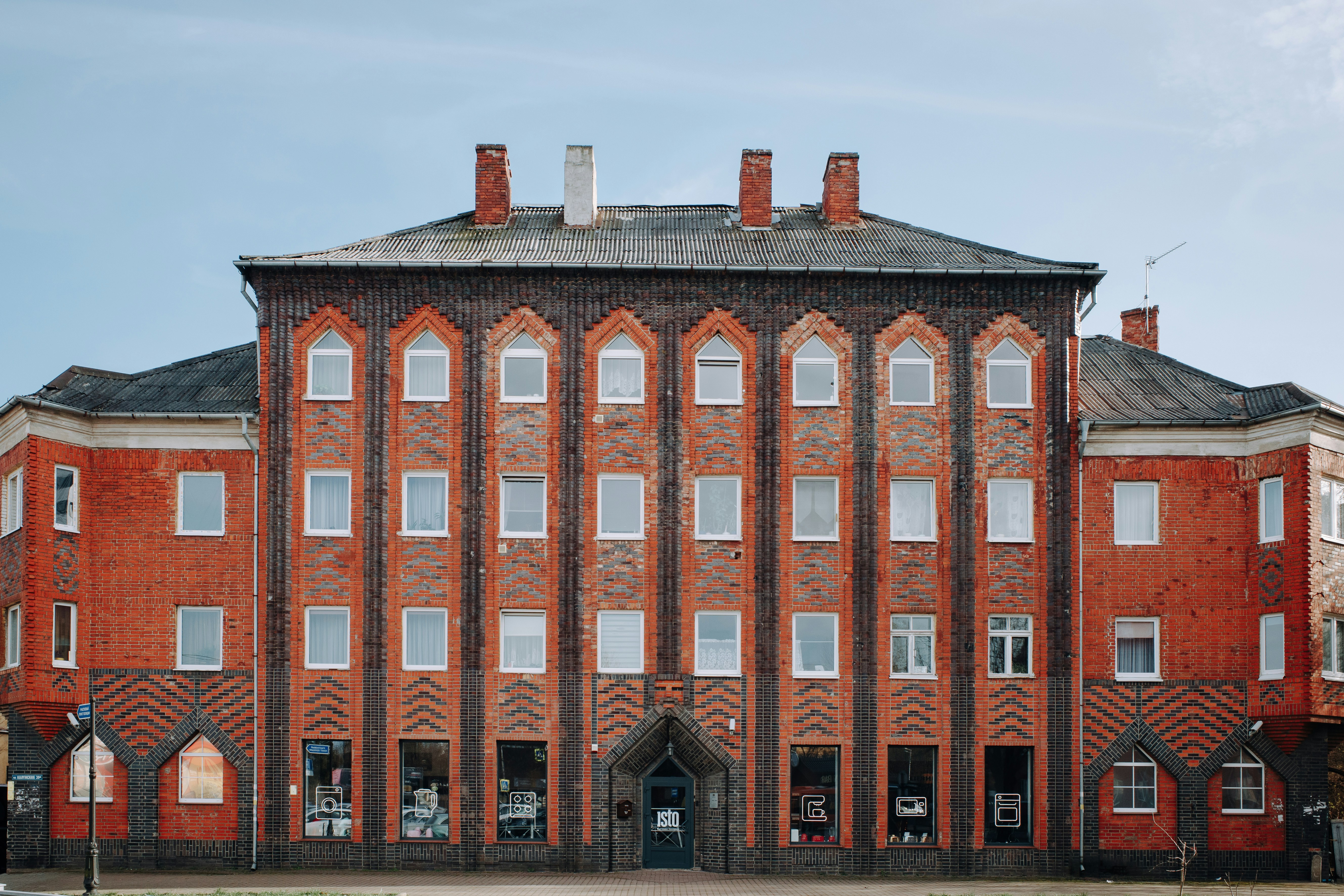 A large red brick building with many windows photo – Free Building ...