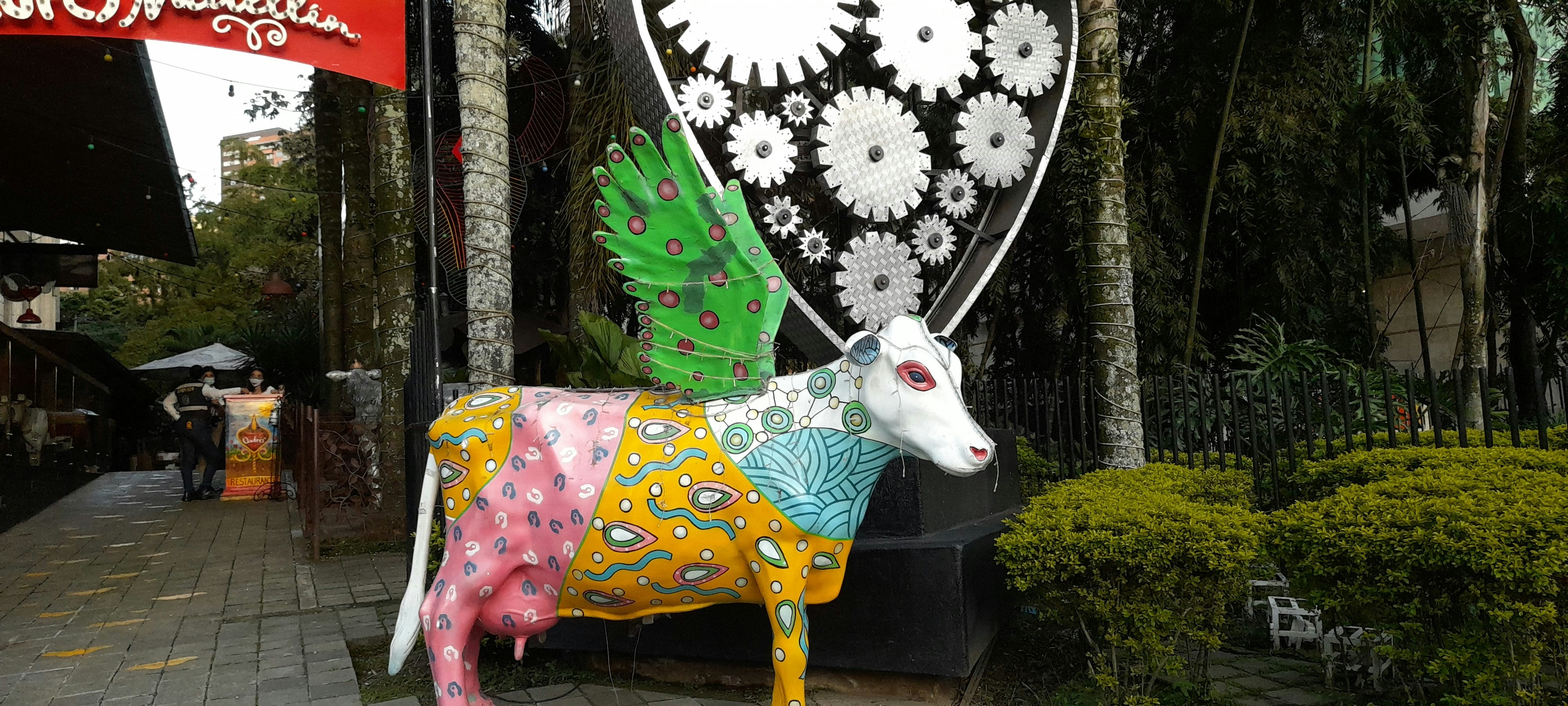 Foto Patung sapi dengan sayap yang dicat di tubuhnya – Gambar Natal ...