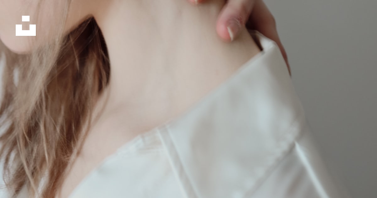 흰 셔츠를 입은 여성이 목을 잡고 있다 사진 Unsplash의 무료 소녀 이미지