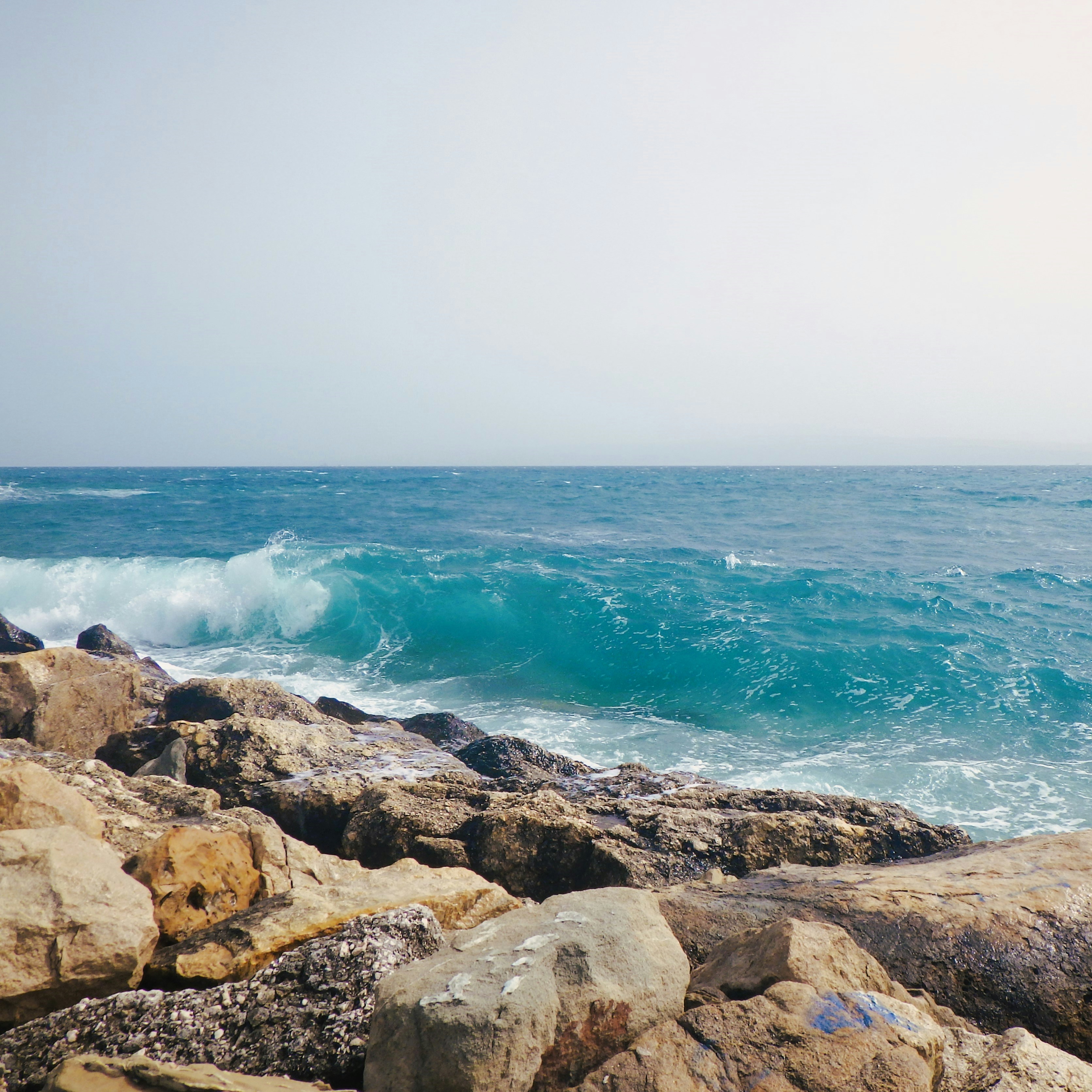 A view of the ocean from a rocky shore photo – Free Sea Image on Unsplash