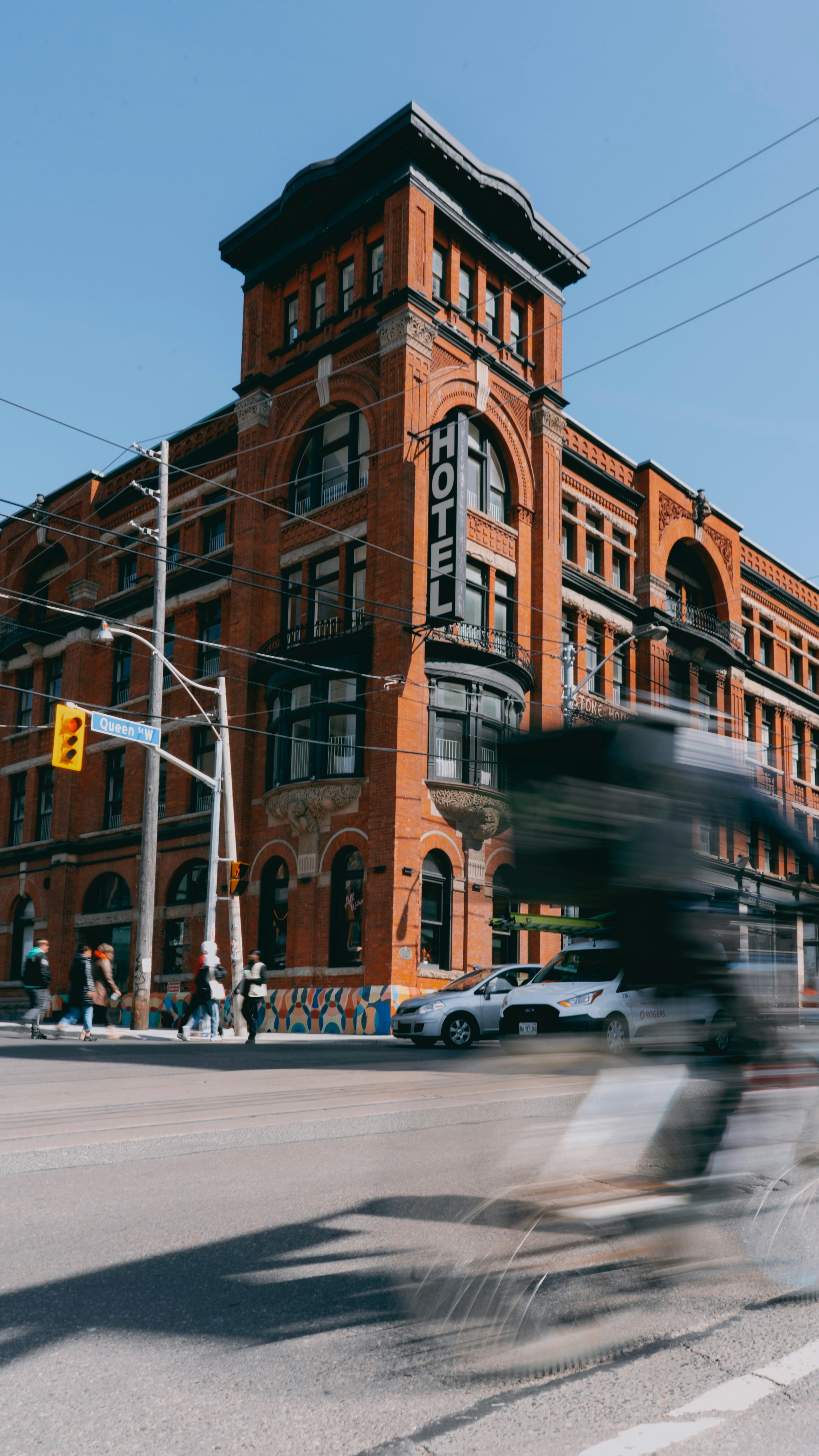 Une photo floue d’un bâtiment au coin d’une rue photo – Image gratuite ...