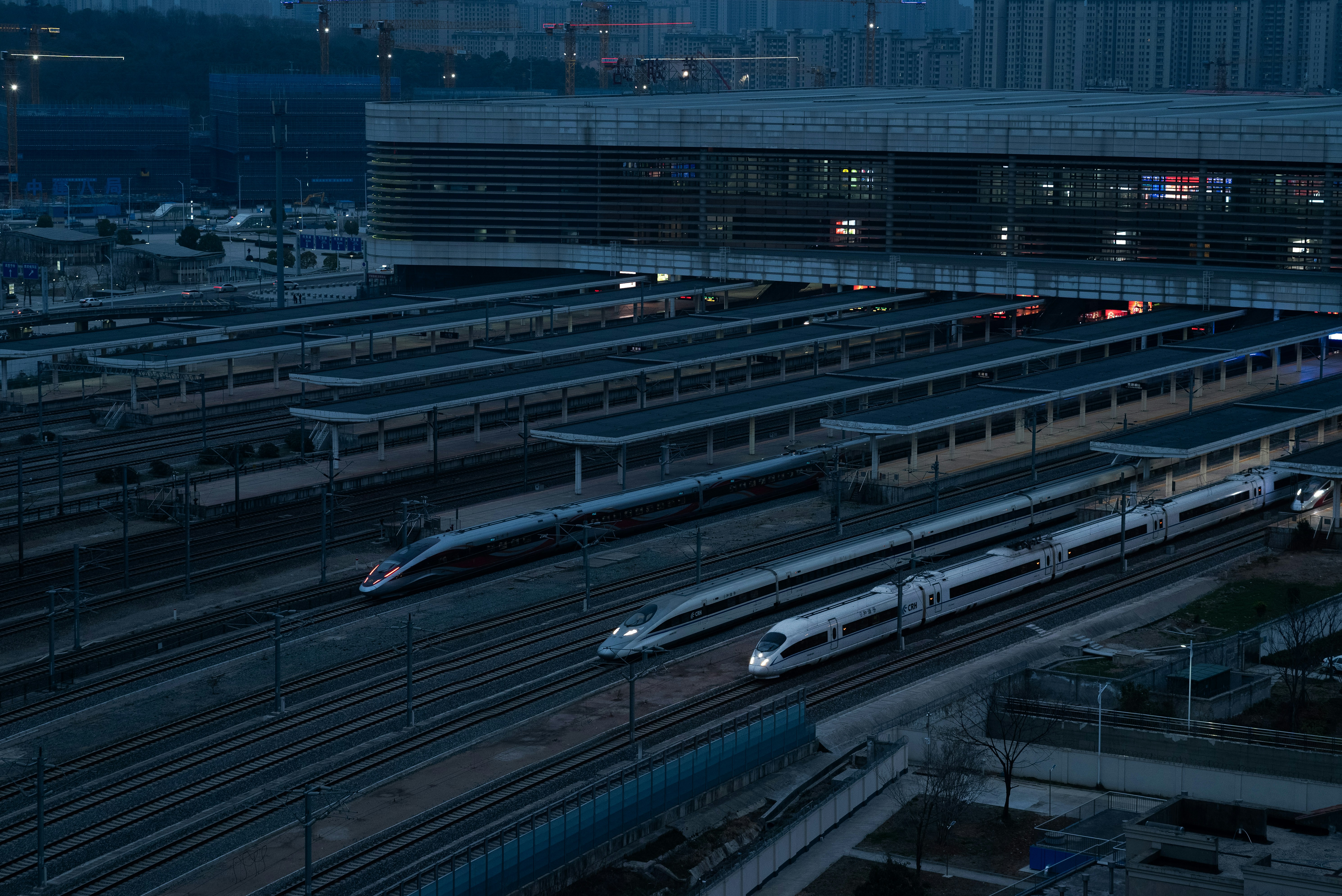 A train station with multiple trains on the tracks photo – Free 芜湖站 Image on Unsplash