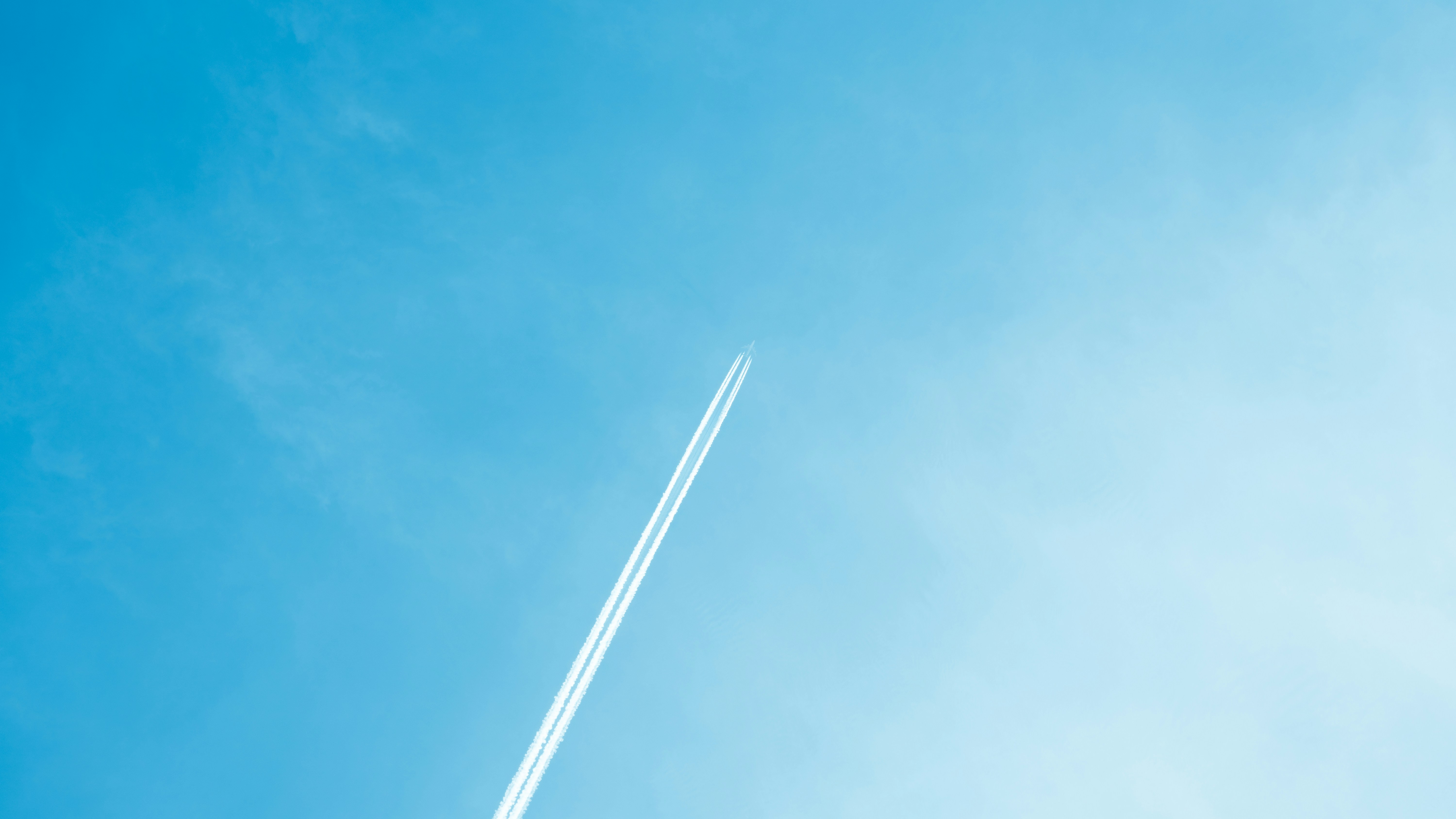 Un avión vuela alto en el cielo foto – Imagen de Azul gratuita en Unsplash