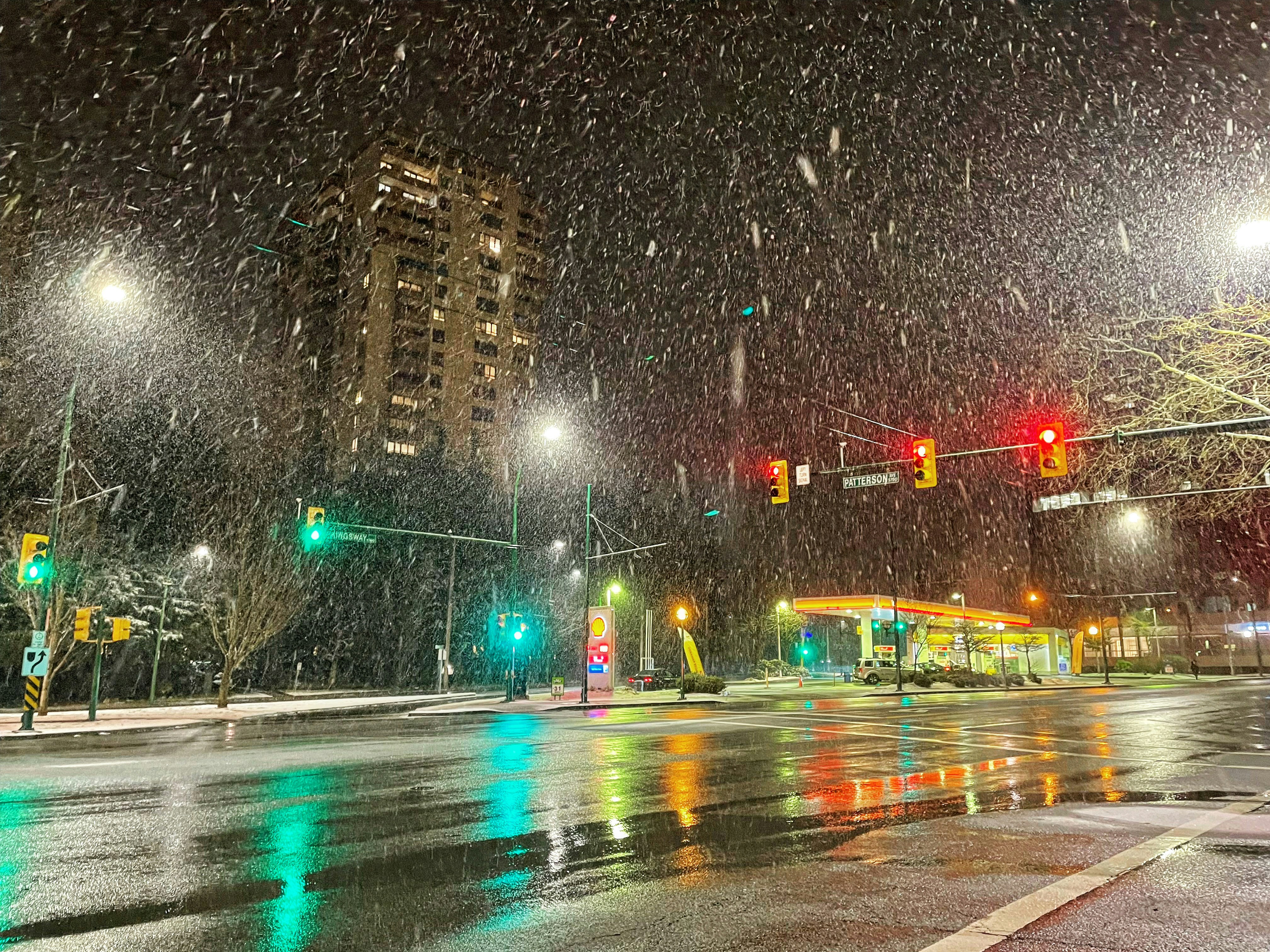 A city street at night in a snow storm photo – Free Car Image on Unsplash