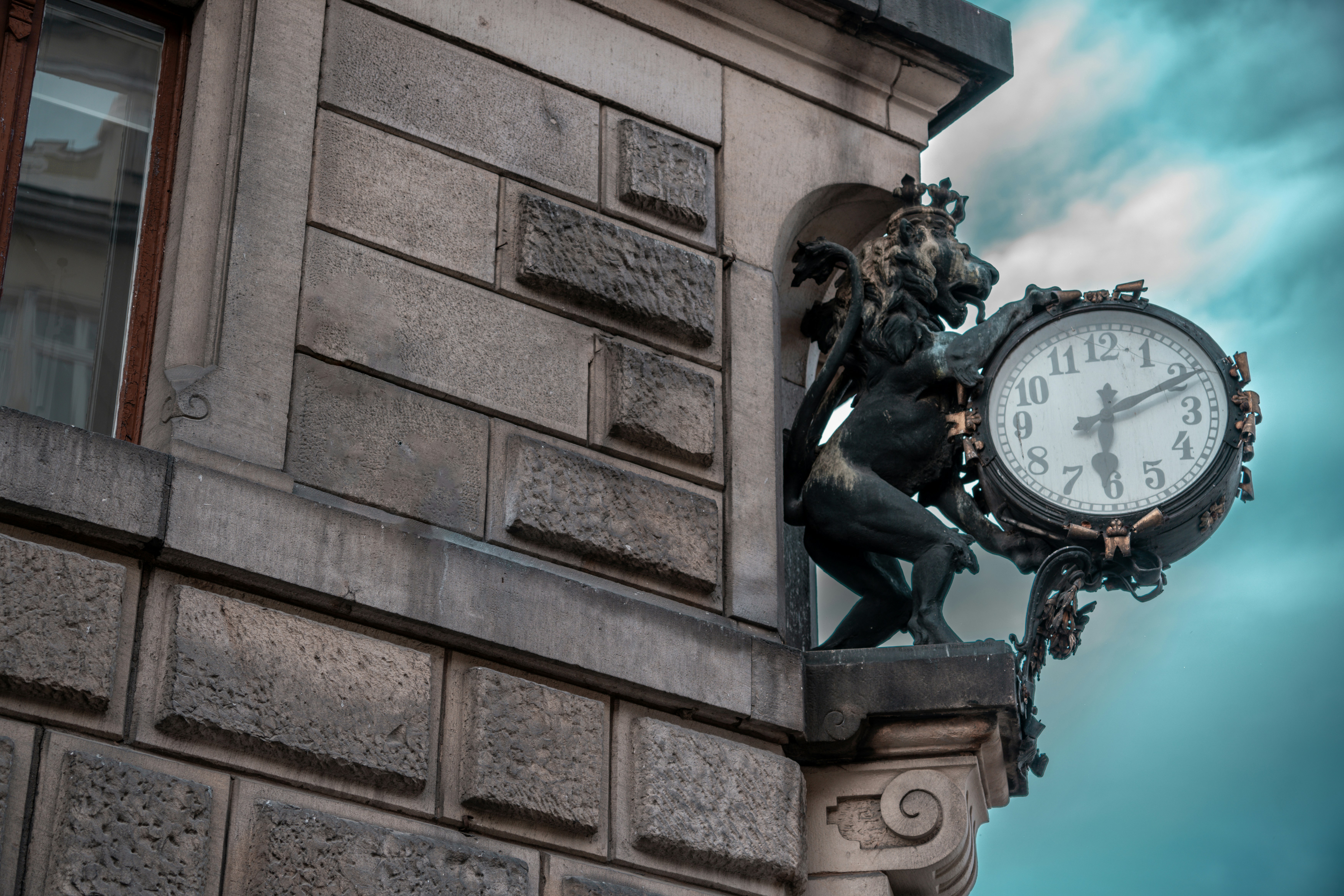 Timekeeper at the Corner: A Clock Clad in Stone and Shadow
