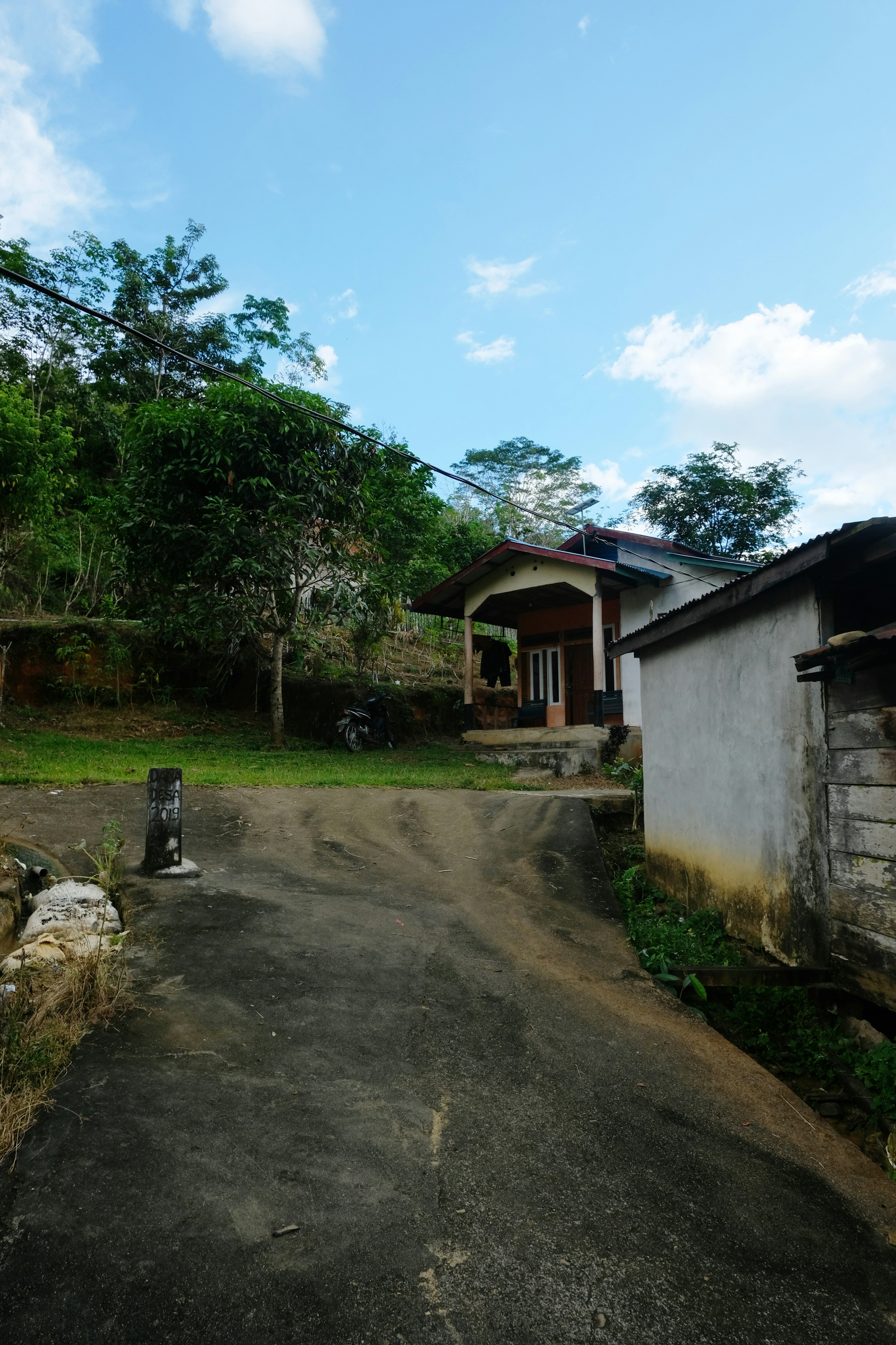 A dirt road in front of a house photo – Free Melawi regency Image on ...