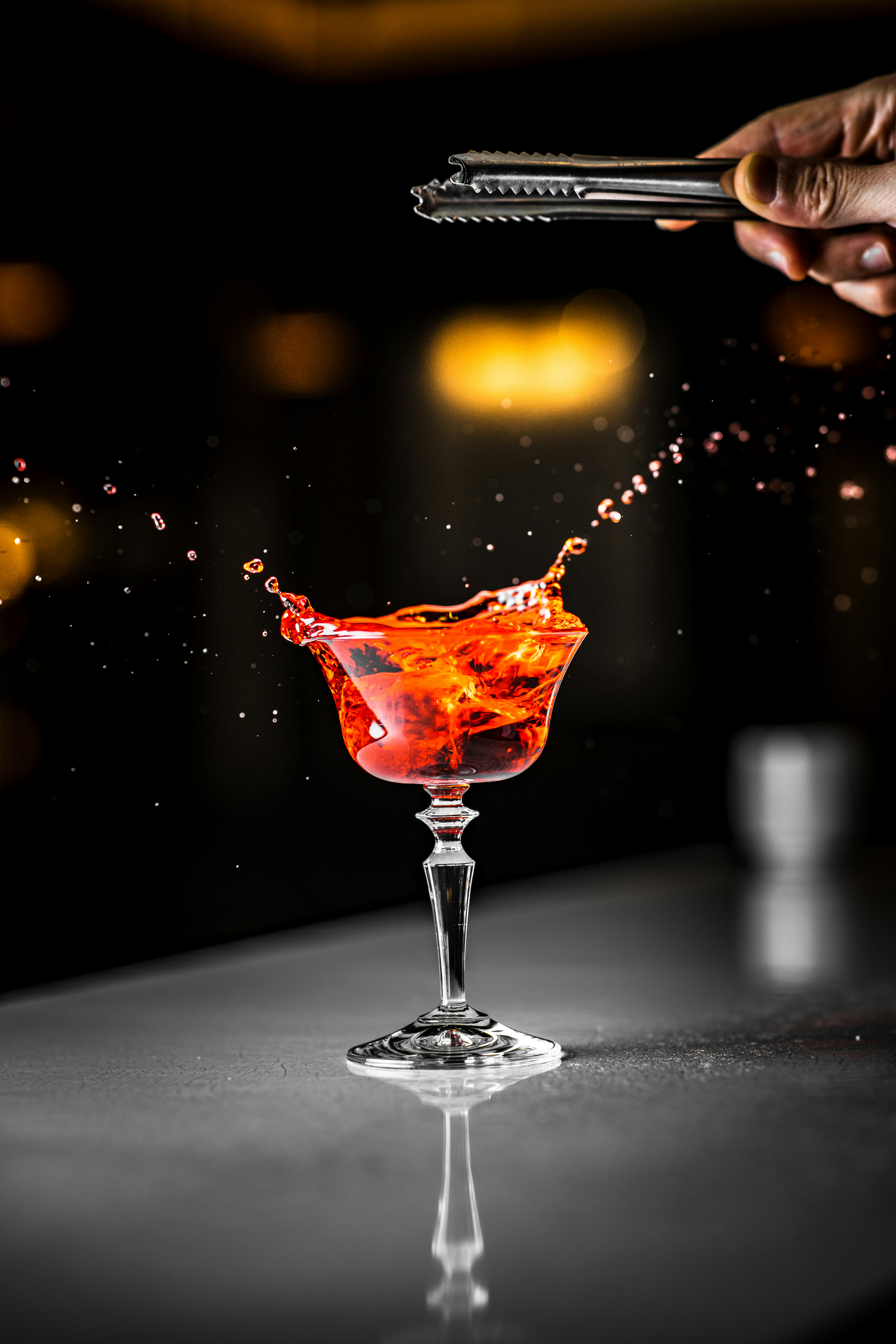 Una persona sta versando una bevanda in un bicchiere foto – Immagine ...