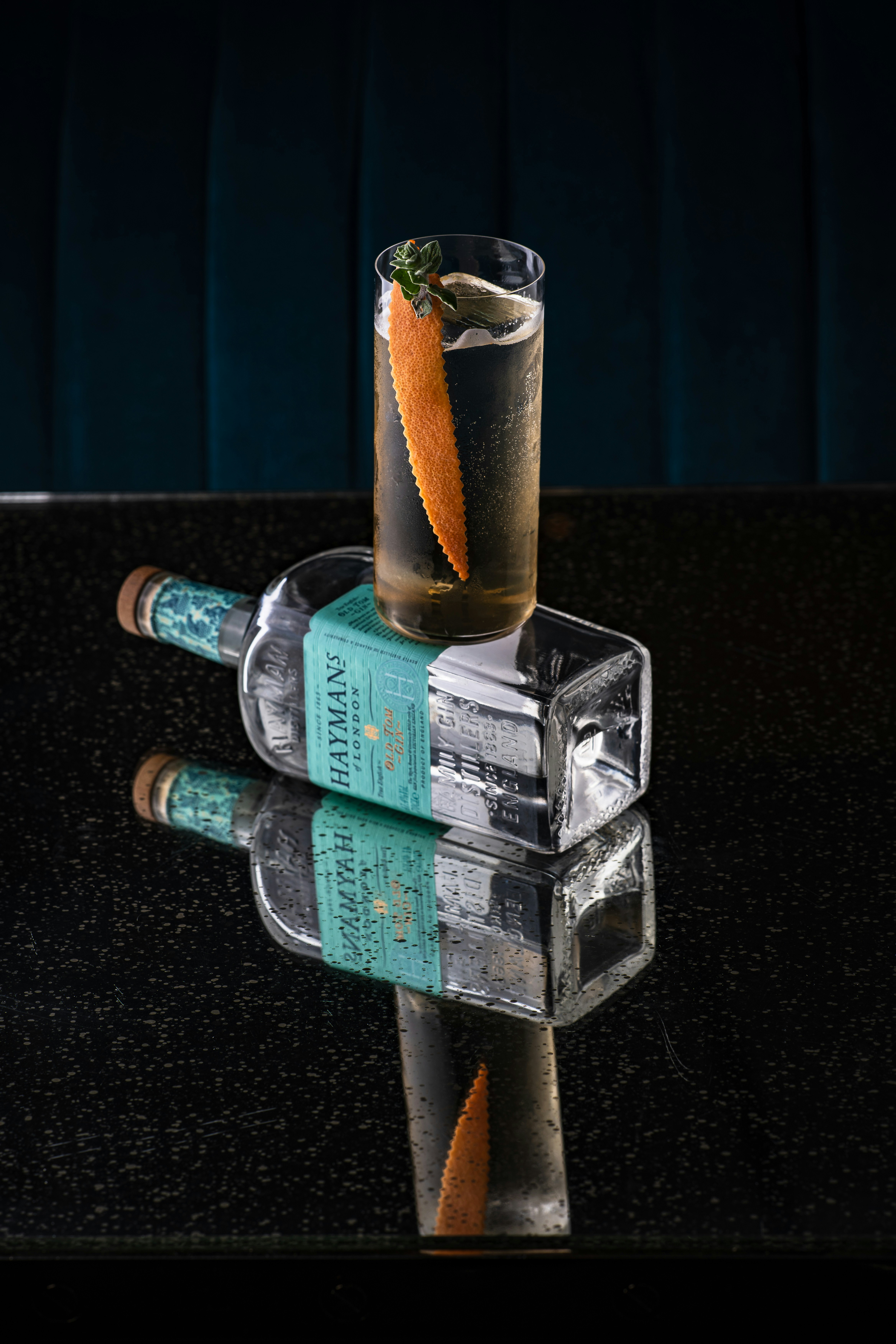 Foto Un vaso de chupito con una cáscara de naranja encima – Imagen ...