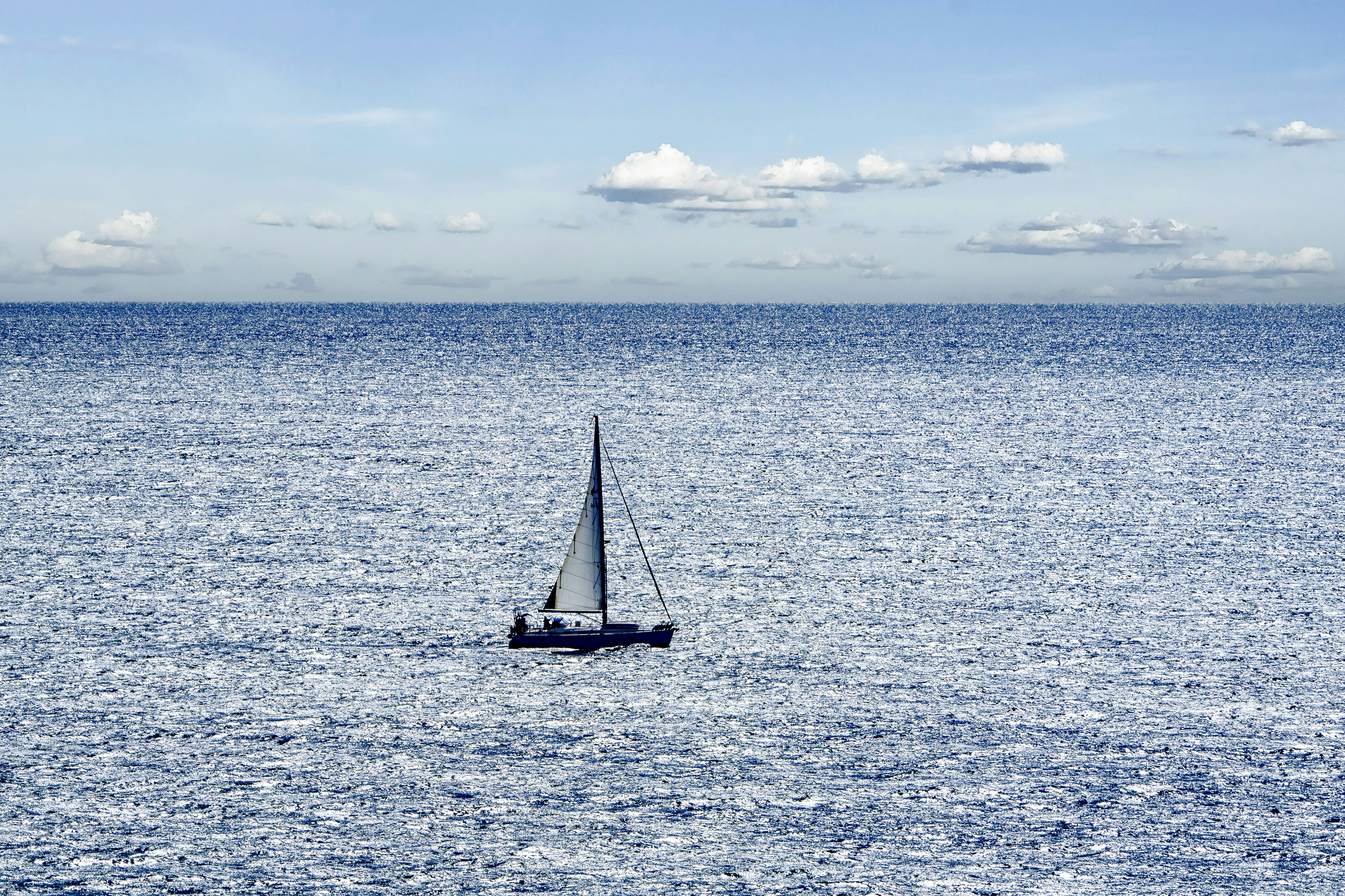 Un velero en medio del océano foto – Imagen de Estropear gratuita en ...
