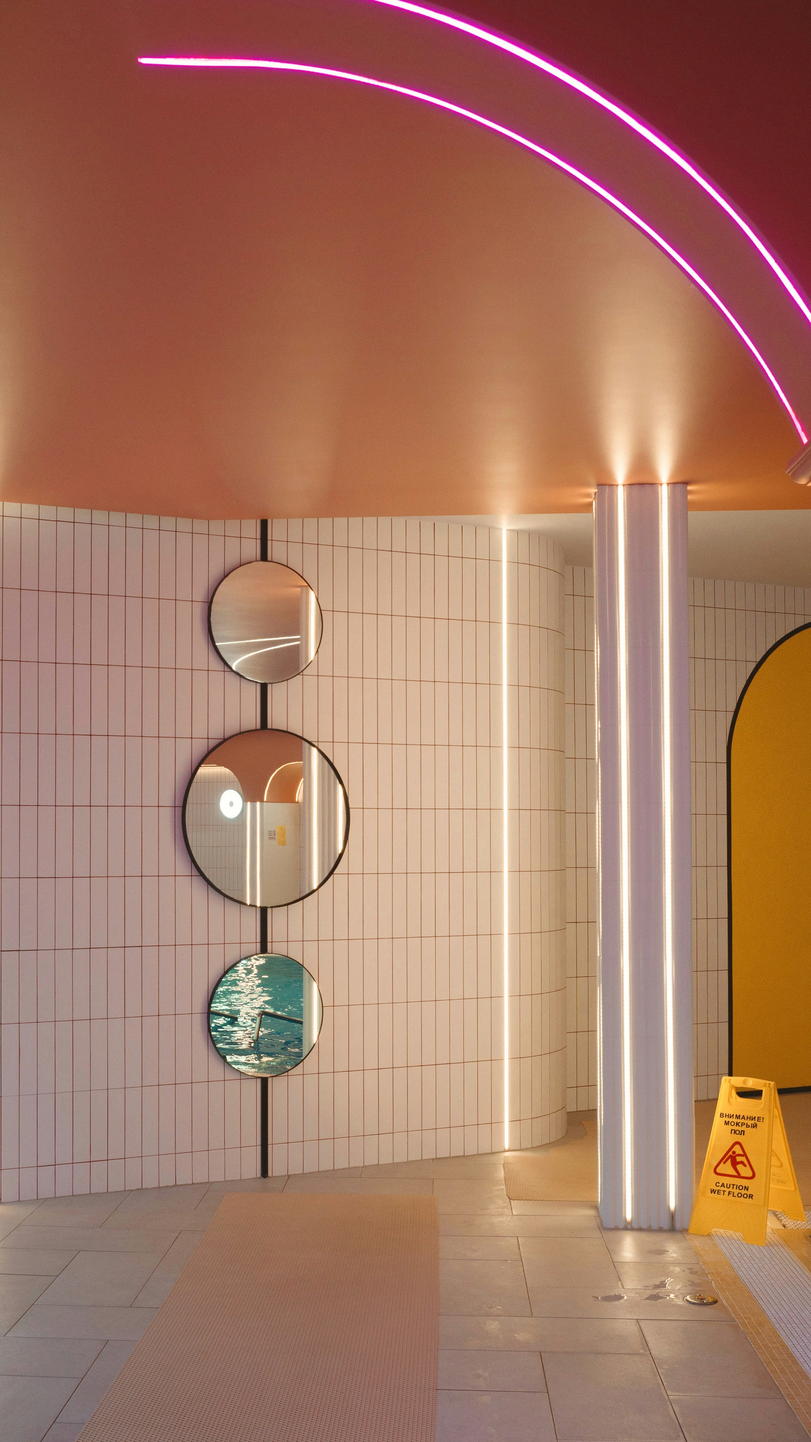 Une salle de bain avec un miroir rond au mur photo – Photo Светлогорск ...