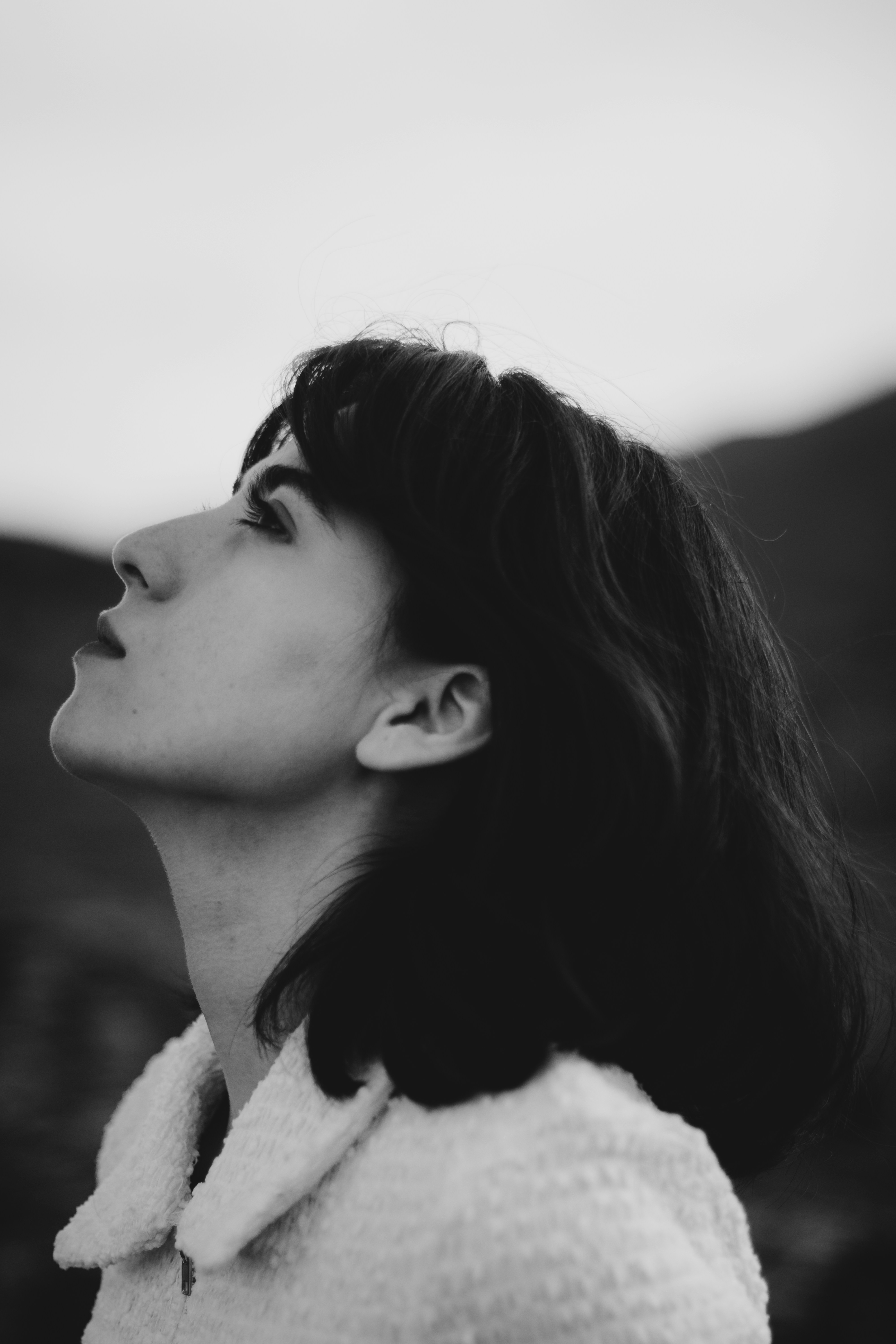 A black and white photo of a woman looking up photo – Free Woman Image on Unsplash