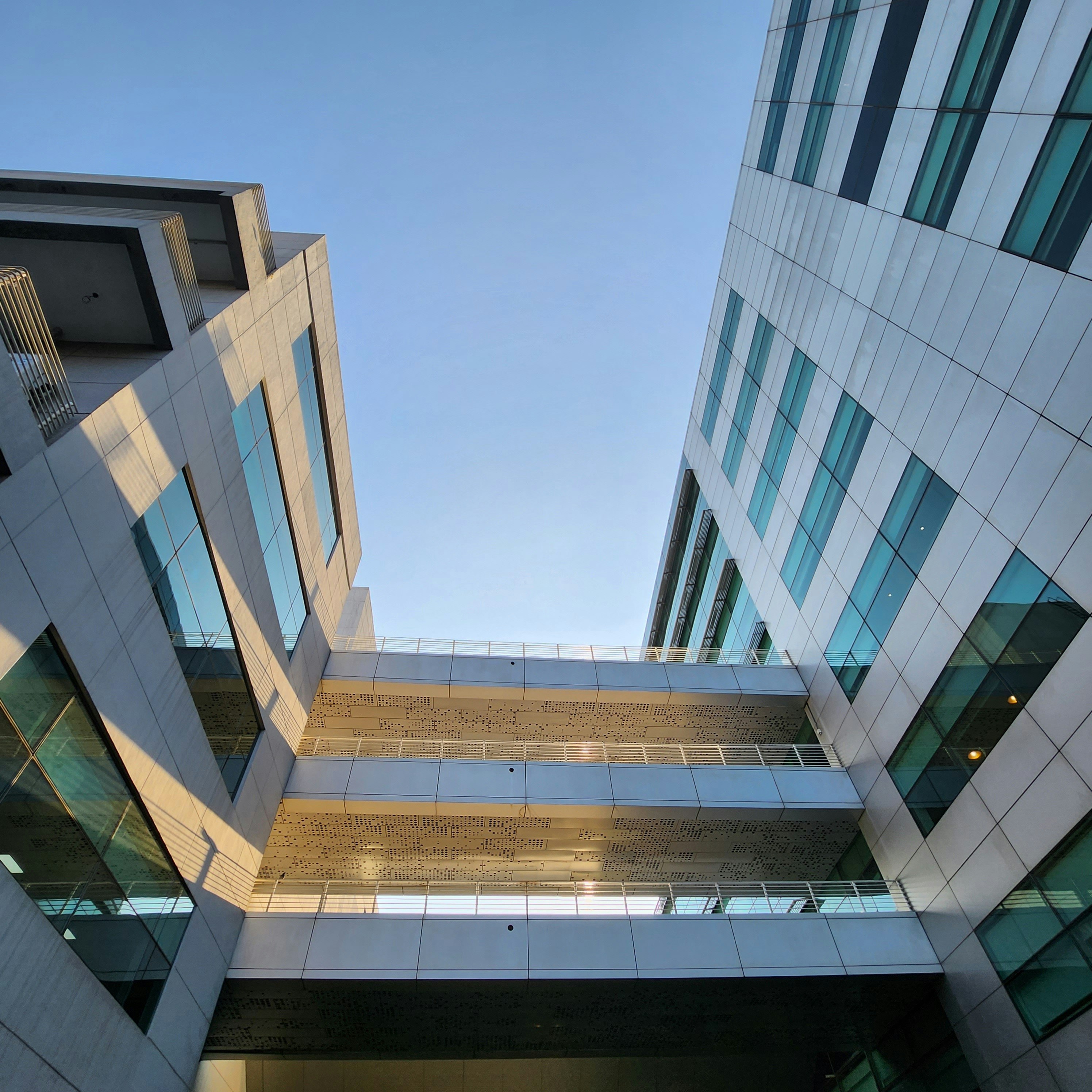 Un par de edificios altos sentados uno al lado del otro foto – Imagen de Edificio gratuita en ...