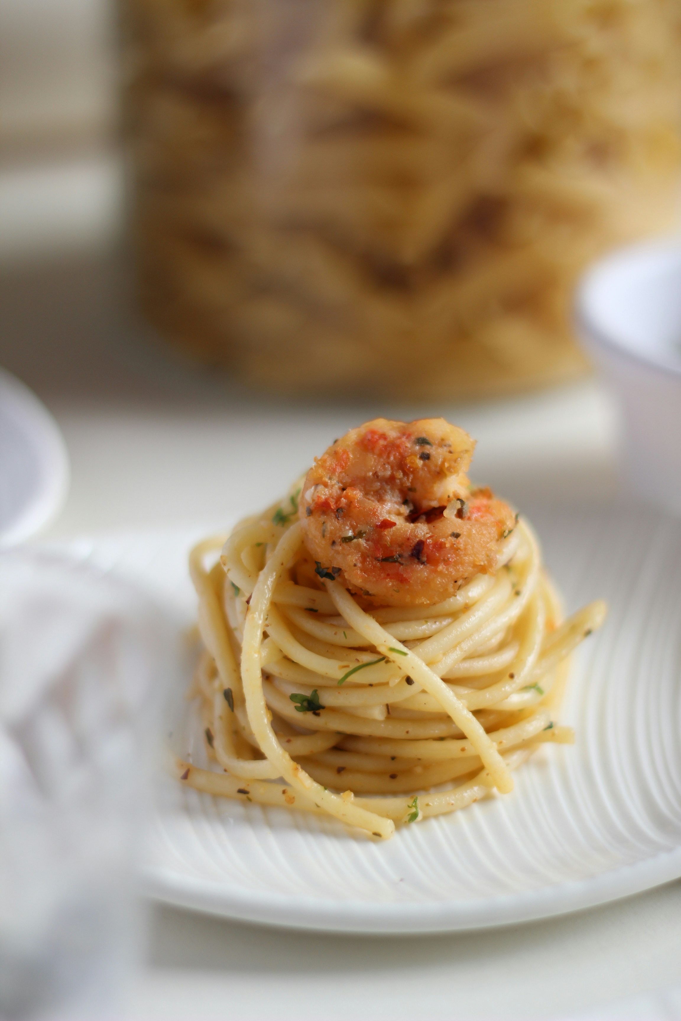 A white plate topped with spaghetti and shrimp photo – Free Food Image ...