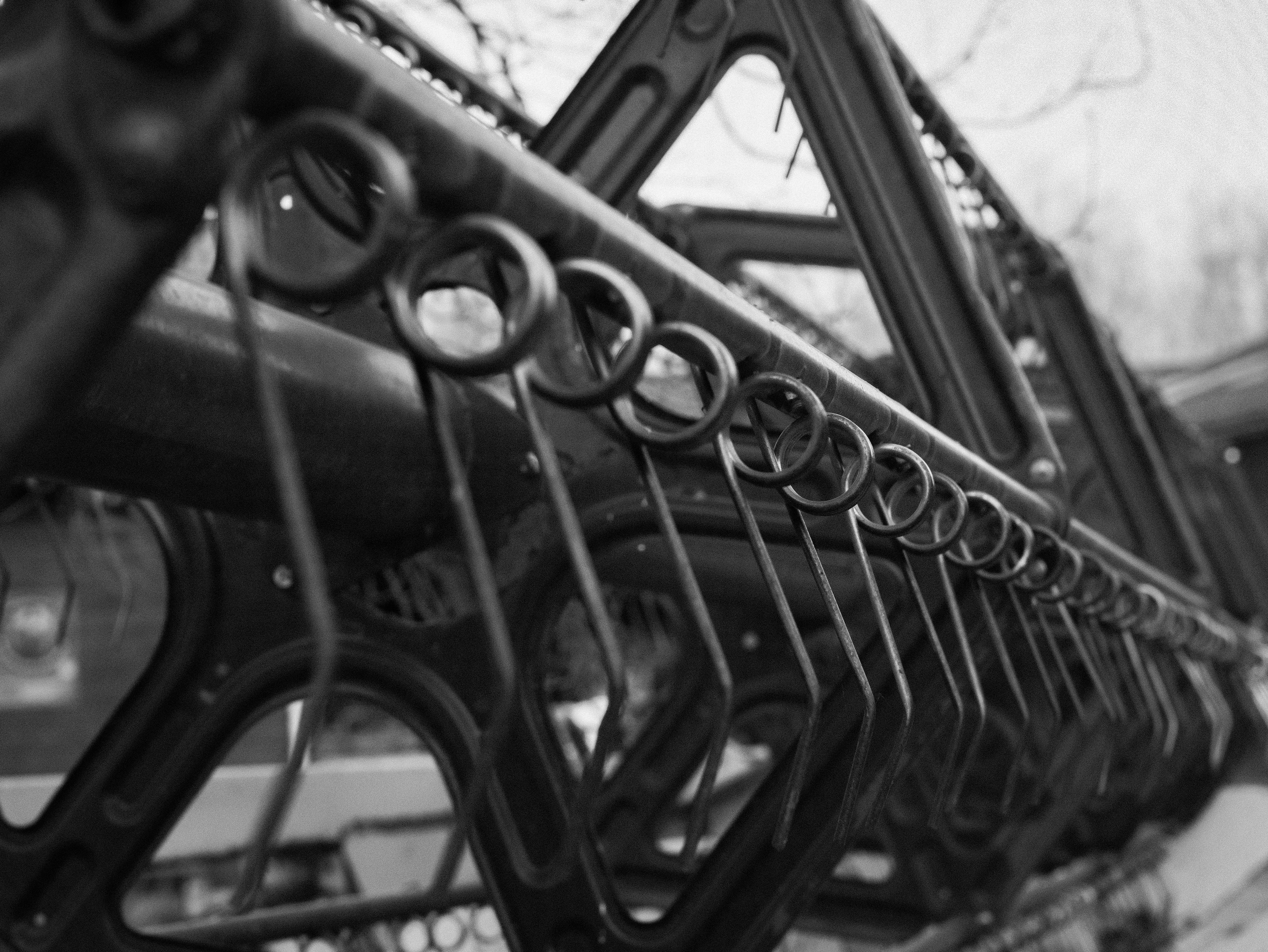 Looped Echoes: Repeating rings along a receding metal fence