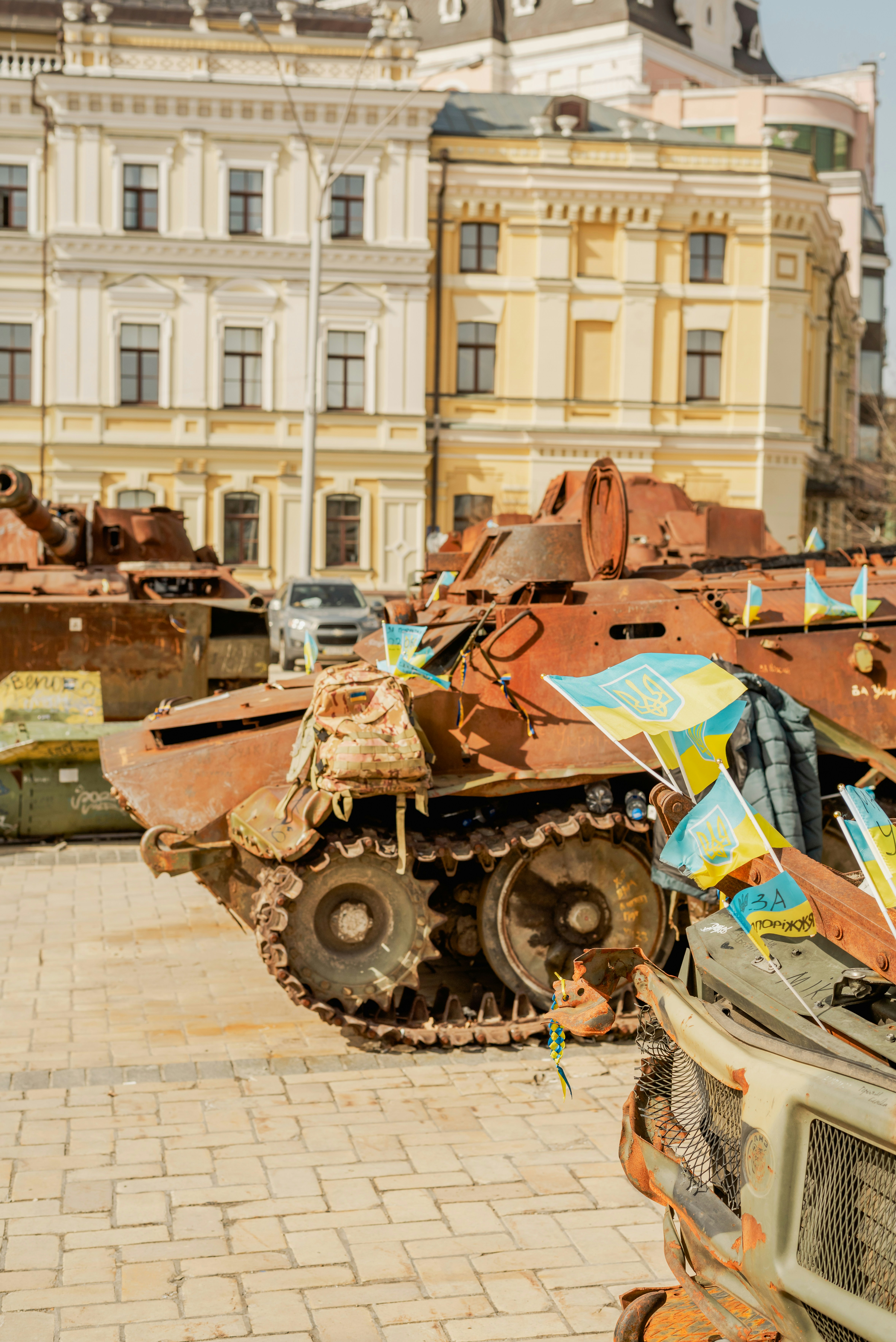 A bunch of tanks that are sitting on the ground photo – Free City Image ...