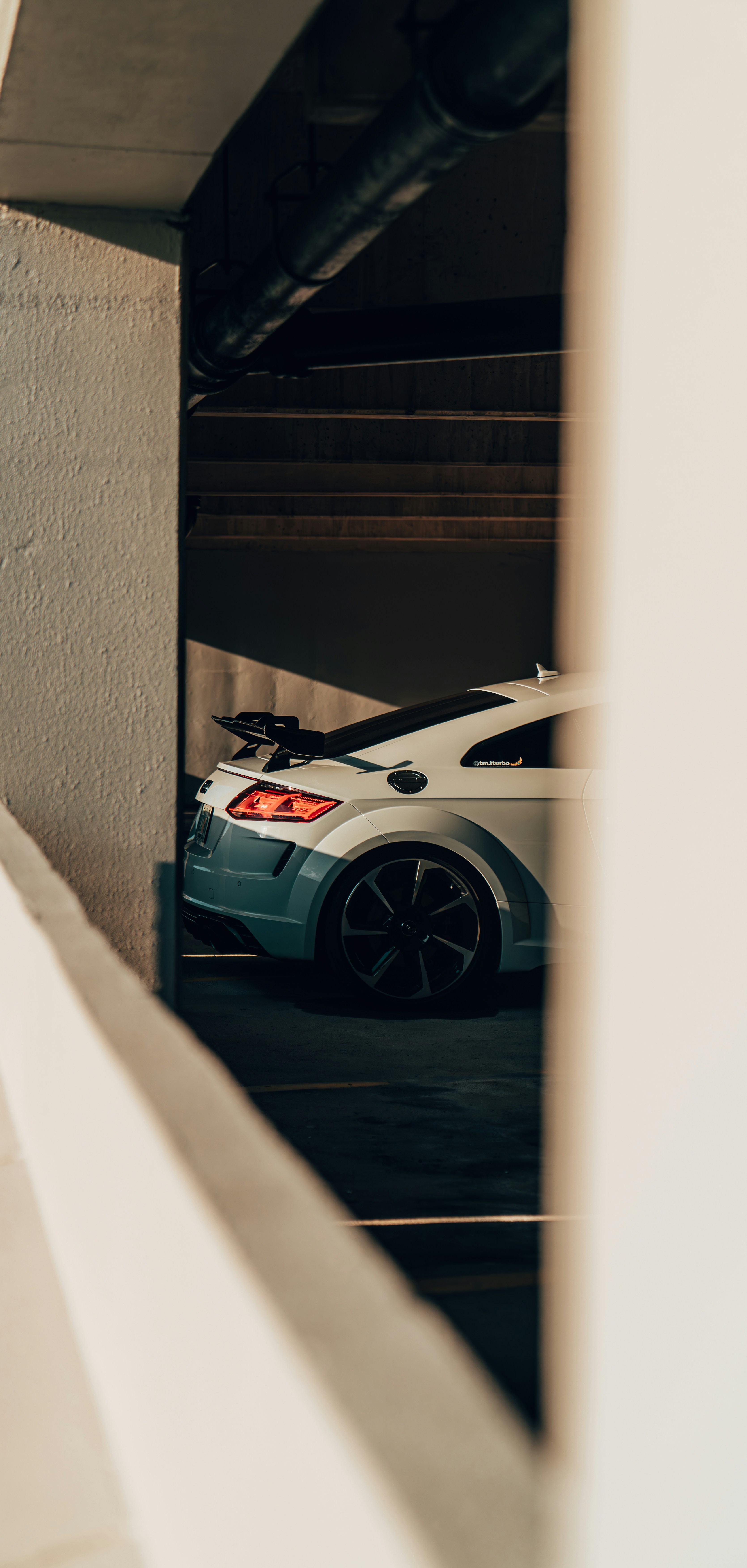 A white car parked in a parking garage photo – Free Ttrs Image on Unsplash
