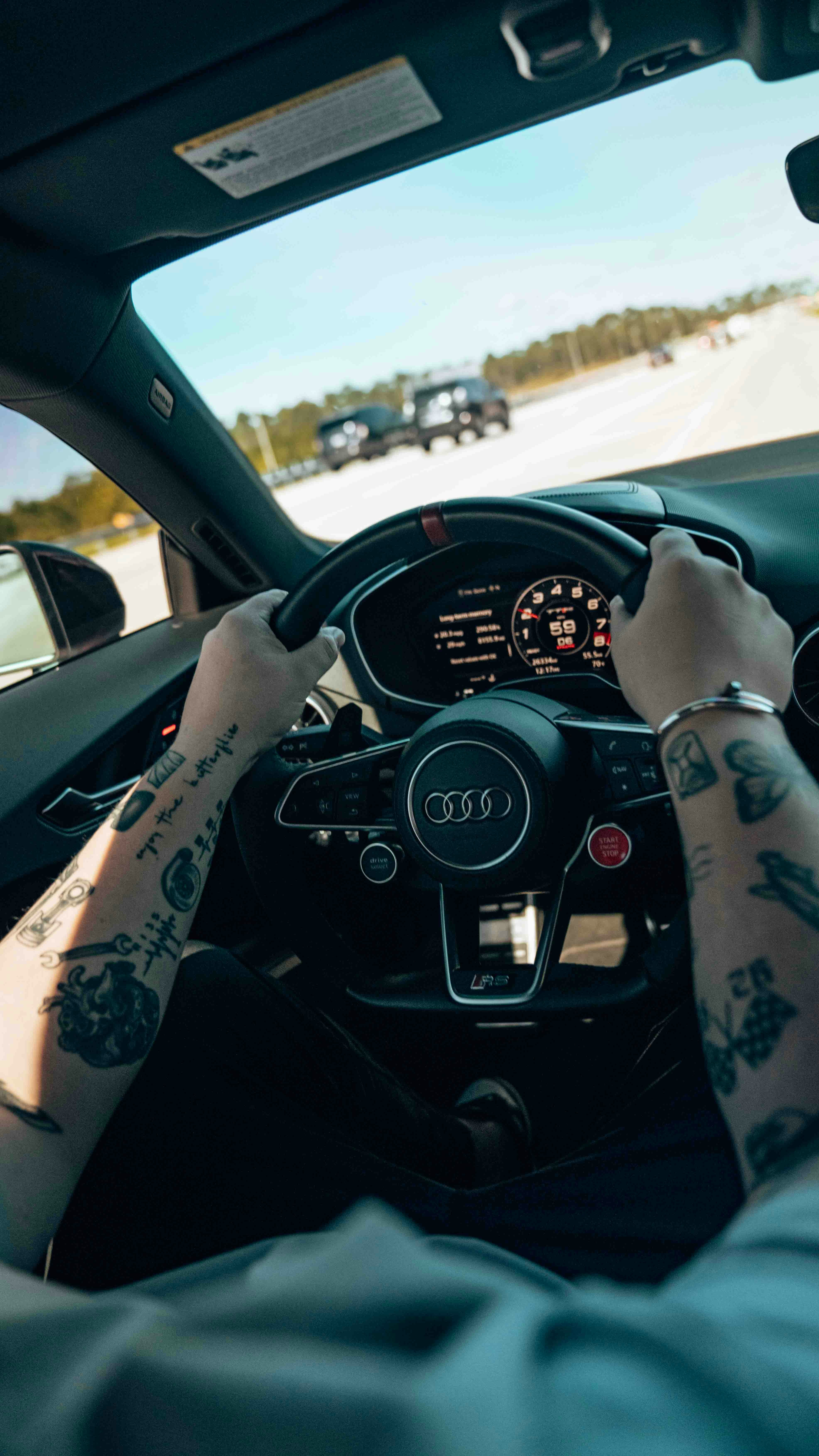 Foto Una persona conduciendo un automóvil en una autopista – Imagen ...