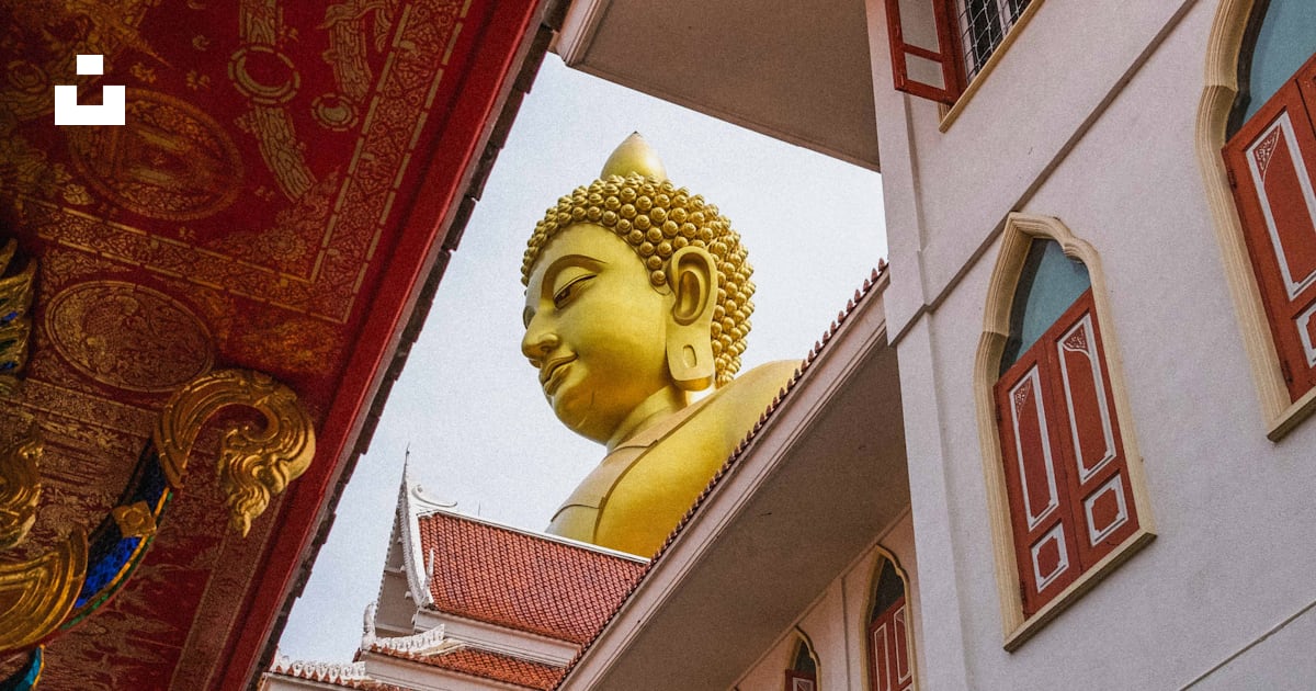 建物の前に鎮座する大きな黄金の仏像の写真 Unsplashのパクナム ファシ チャルーン寺院の無料画像