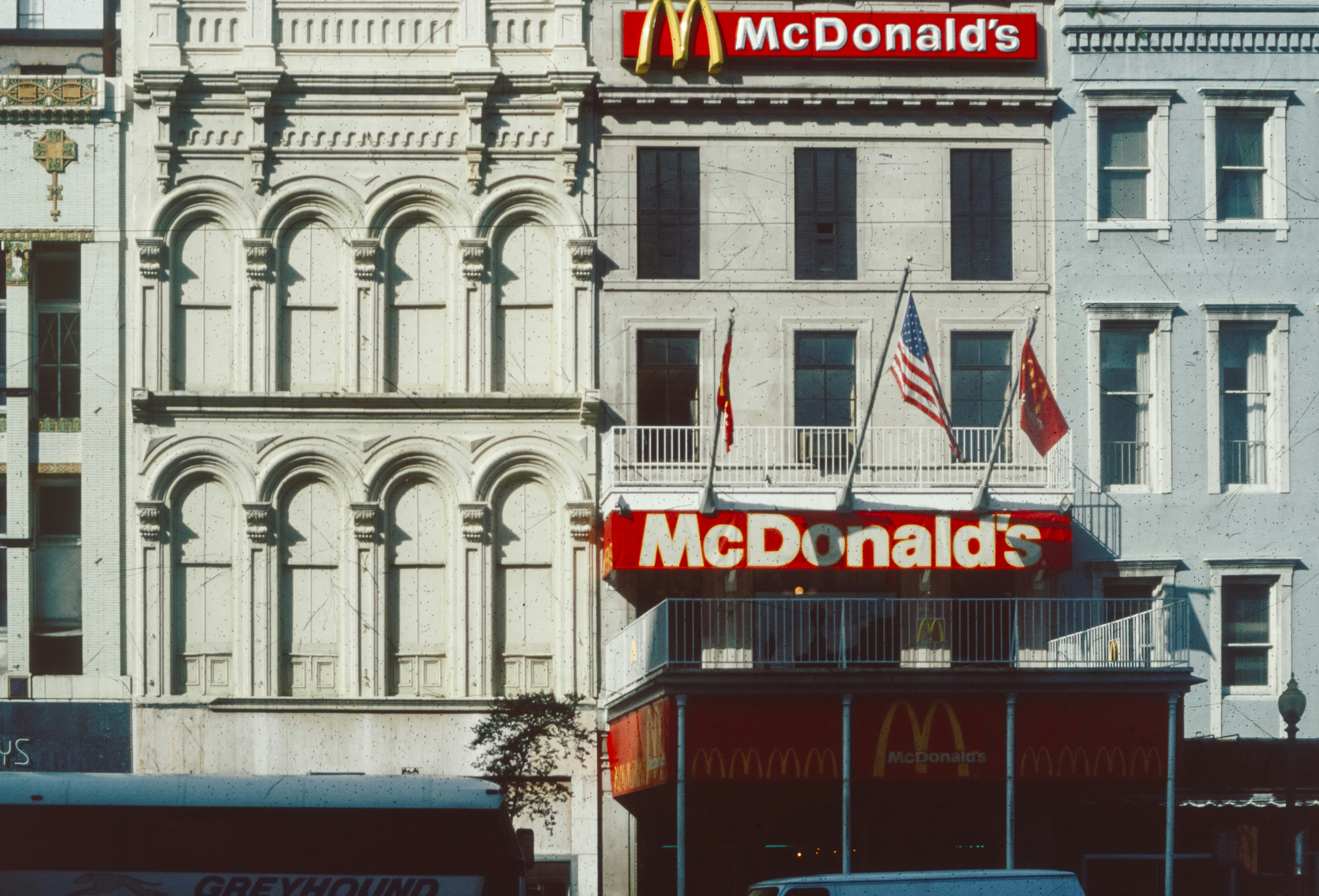 A mcdonald's restaurant in the middle of a city photo – Free Americana ...