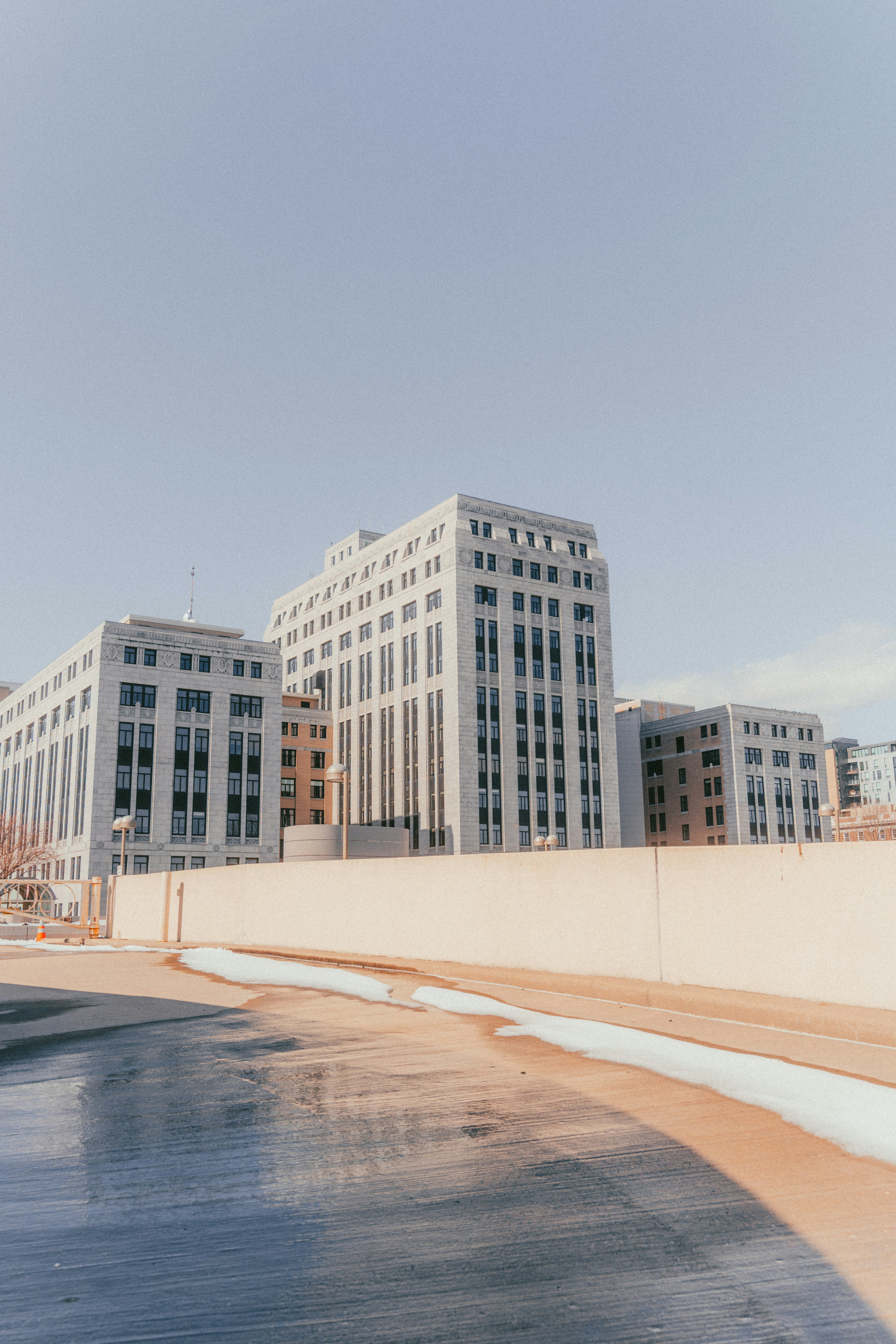 Foto Un gran edificio blanco sentado junto a un cuerpo de agua – Imagen ...