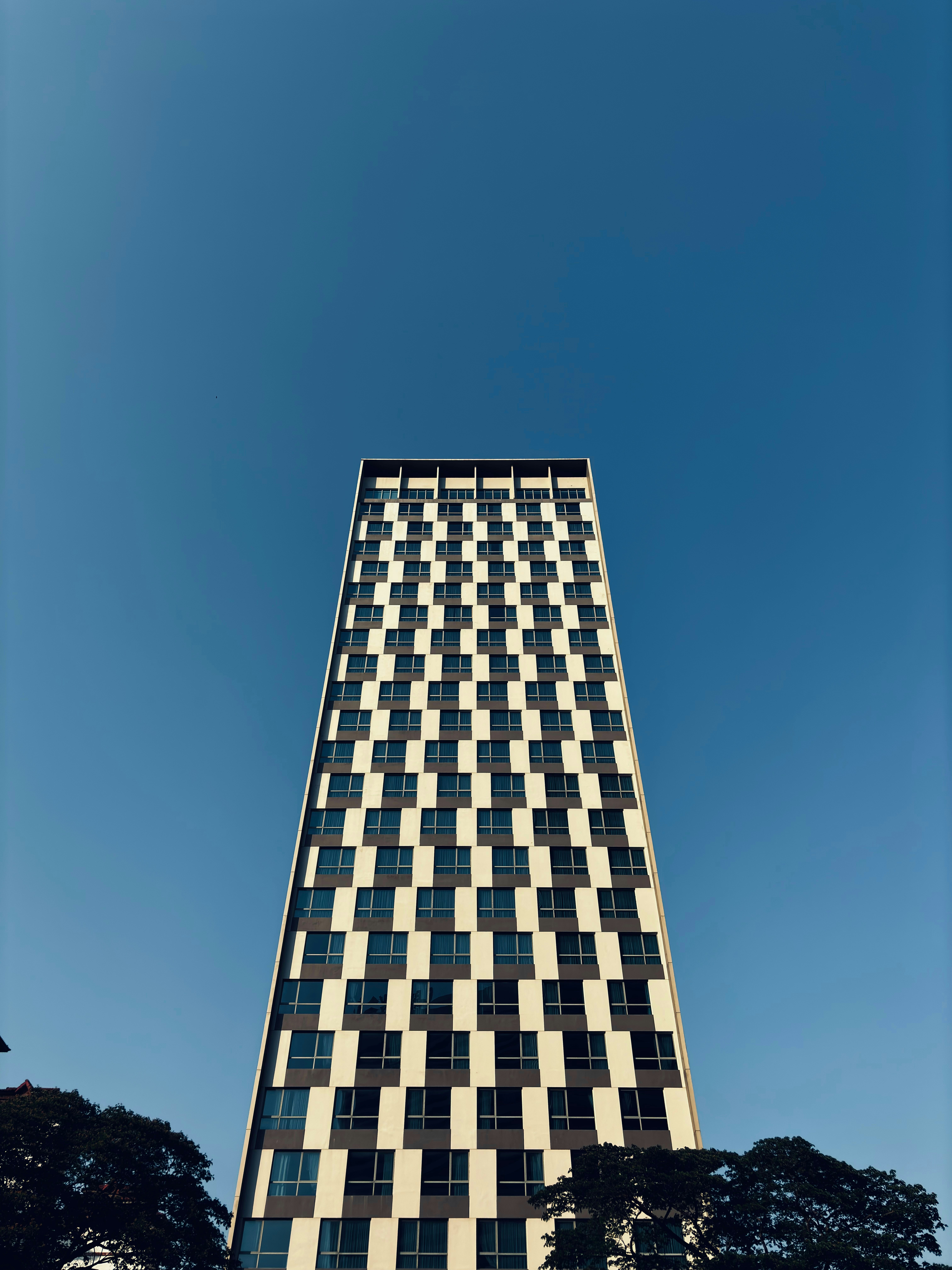 Un très grand bâtiment avec beaucoup de fenêtres photo – Photo Yangon ...