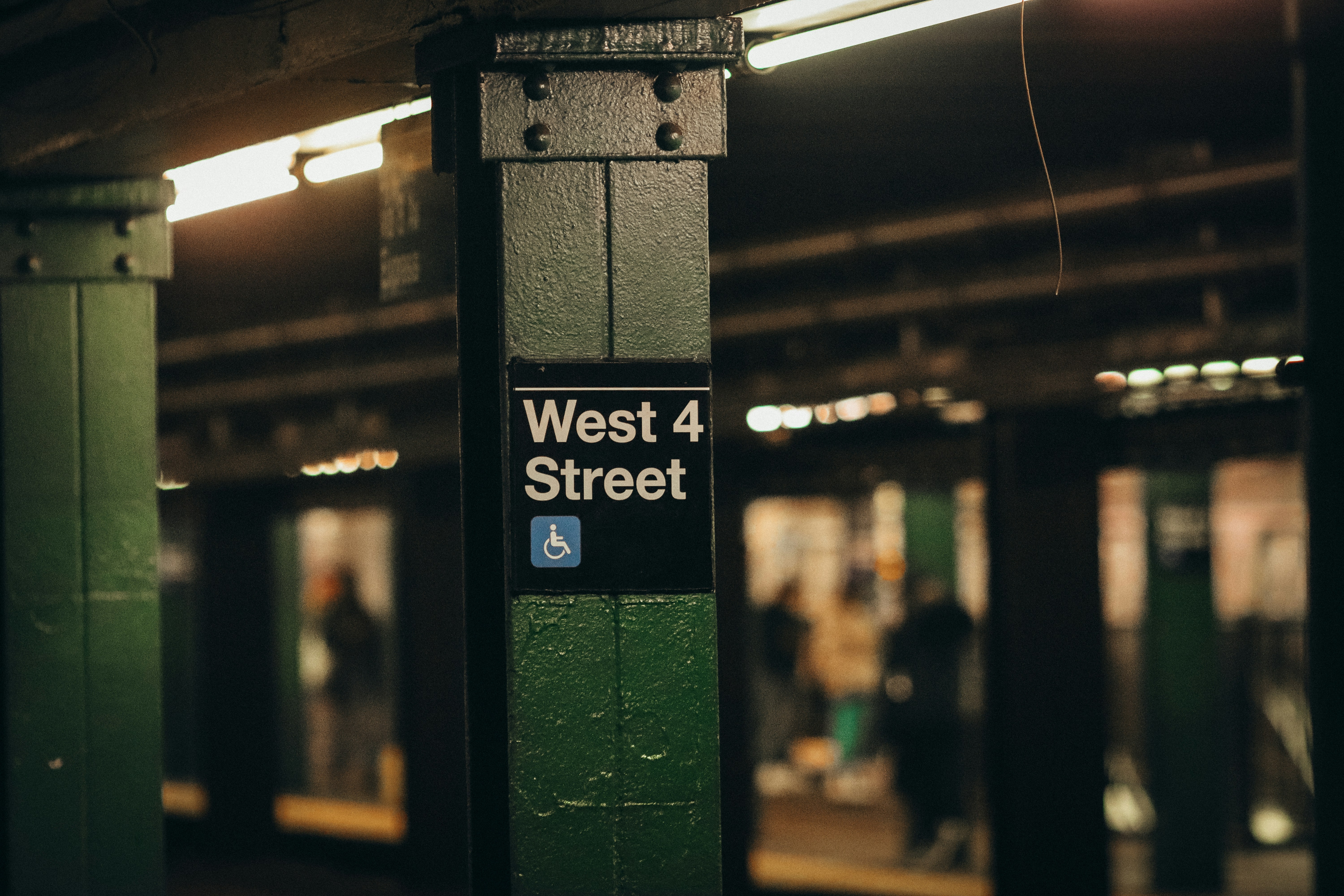 A sign on a pole in a subway station photo – Free Nyc Image on Unsplash