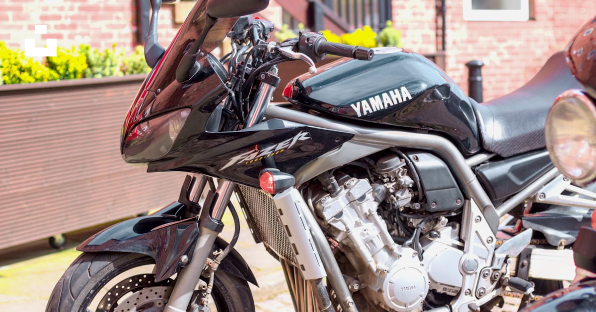 벽돌 보도에 주차된 Yamaha 오토바이 사진 Unsplash의 무료 야마하 이미지
