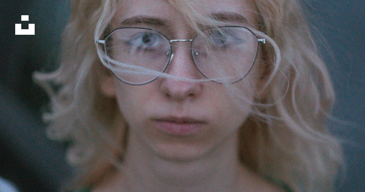 眼鏡をかけ、緑色のシャツを着た女性の写真 Unsplashの肖像の無料画像