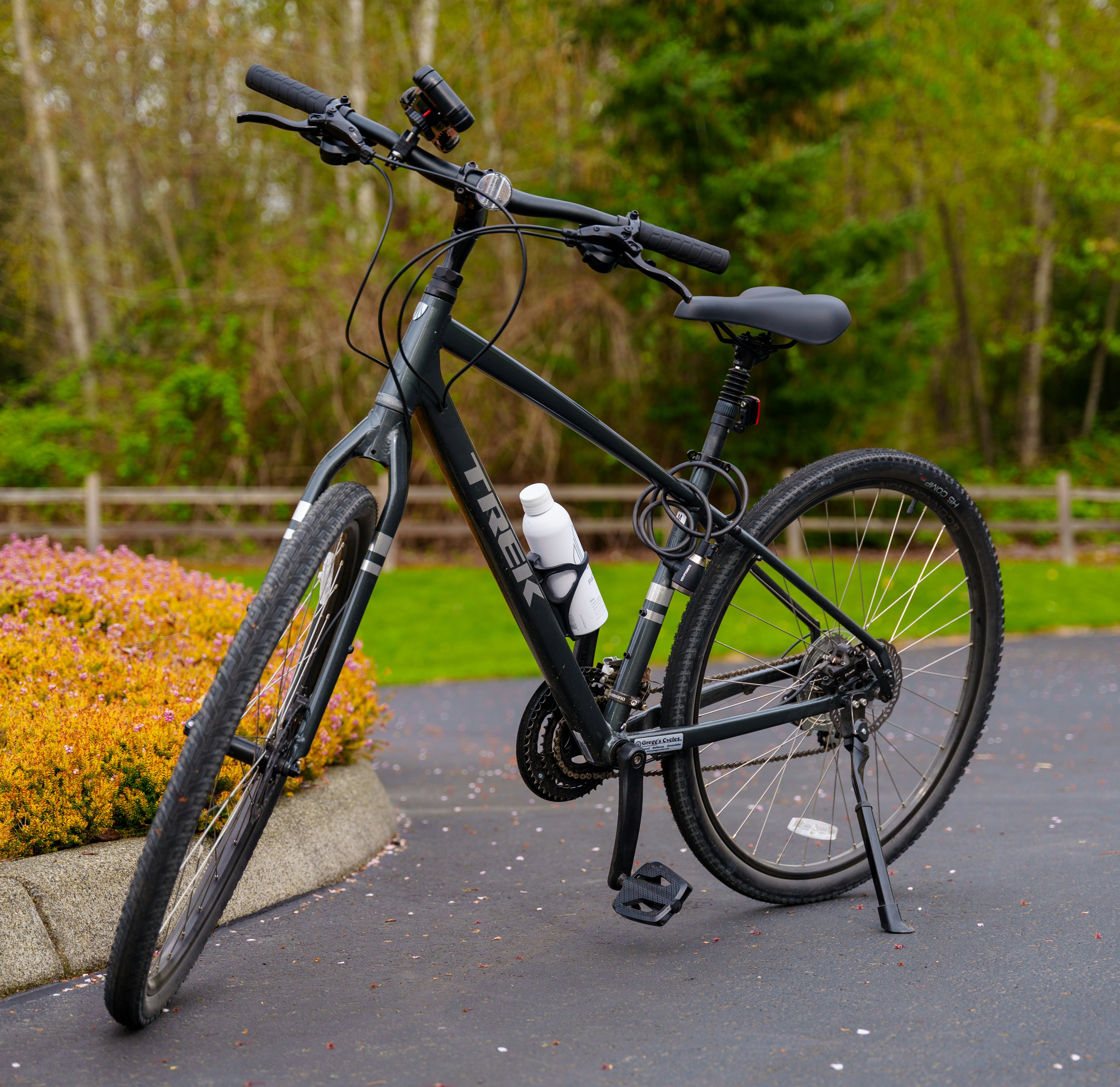 A bicycle parked on the side of a road photo – Free Bike Image on Unsplash