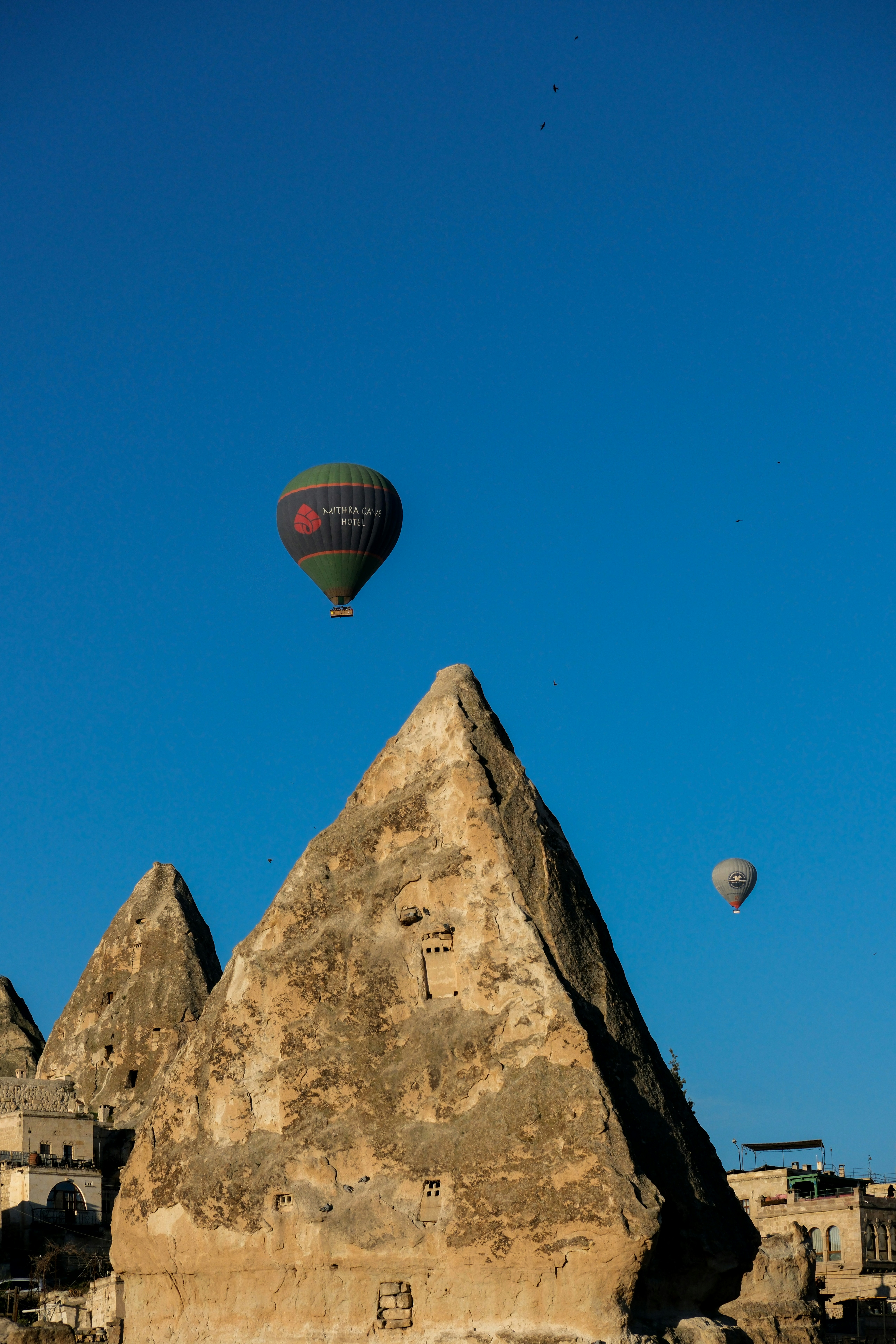 Une montgolfière survolant une formation rocheuse photo – Photo Grotte ...