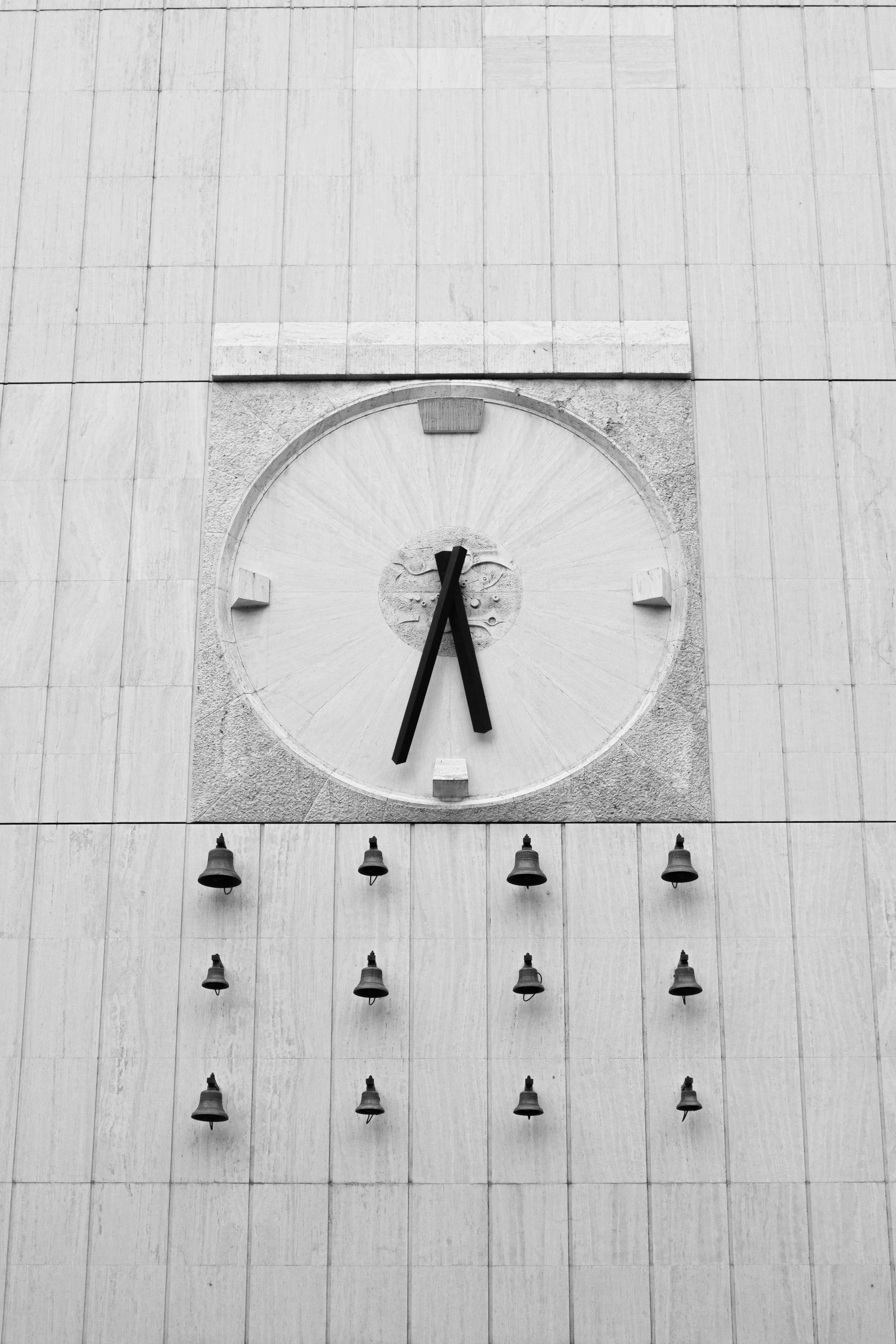 Circular Clock Over a Field of Tiny Bells