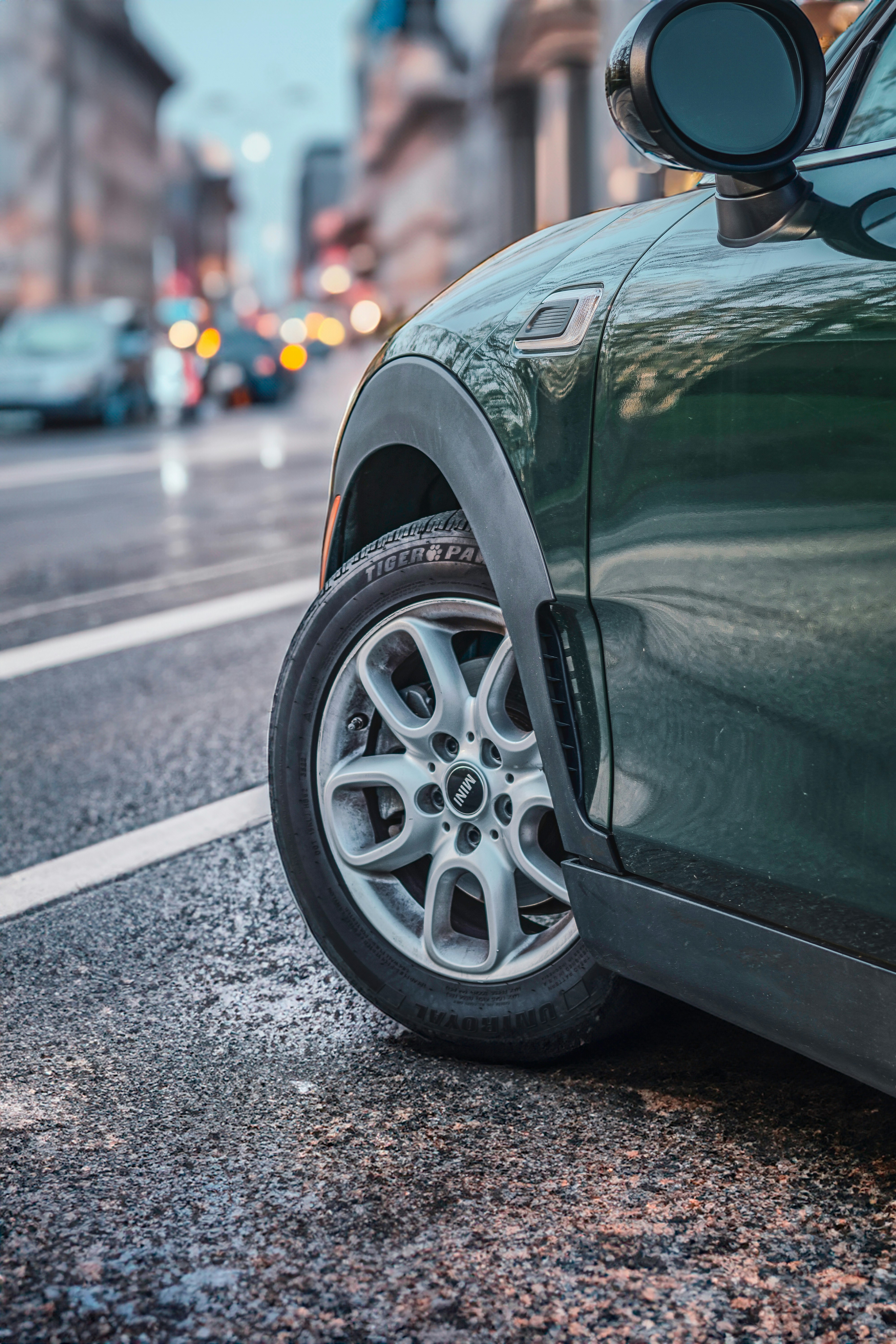Ein Auto, das am Straßenrand geparkt ist Foto – Kostenloses Bild zum ...