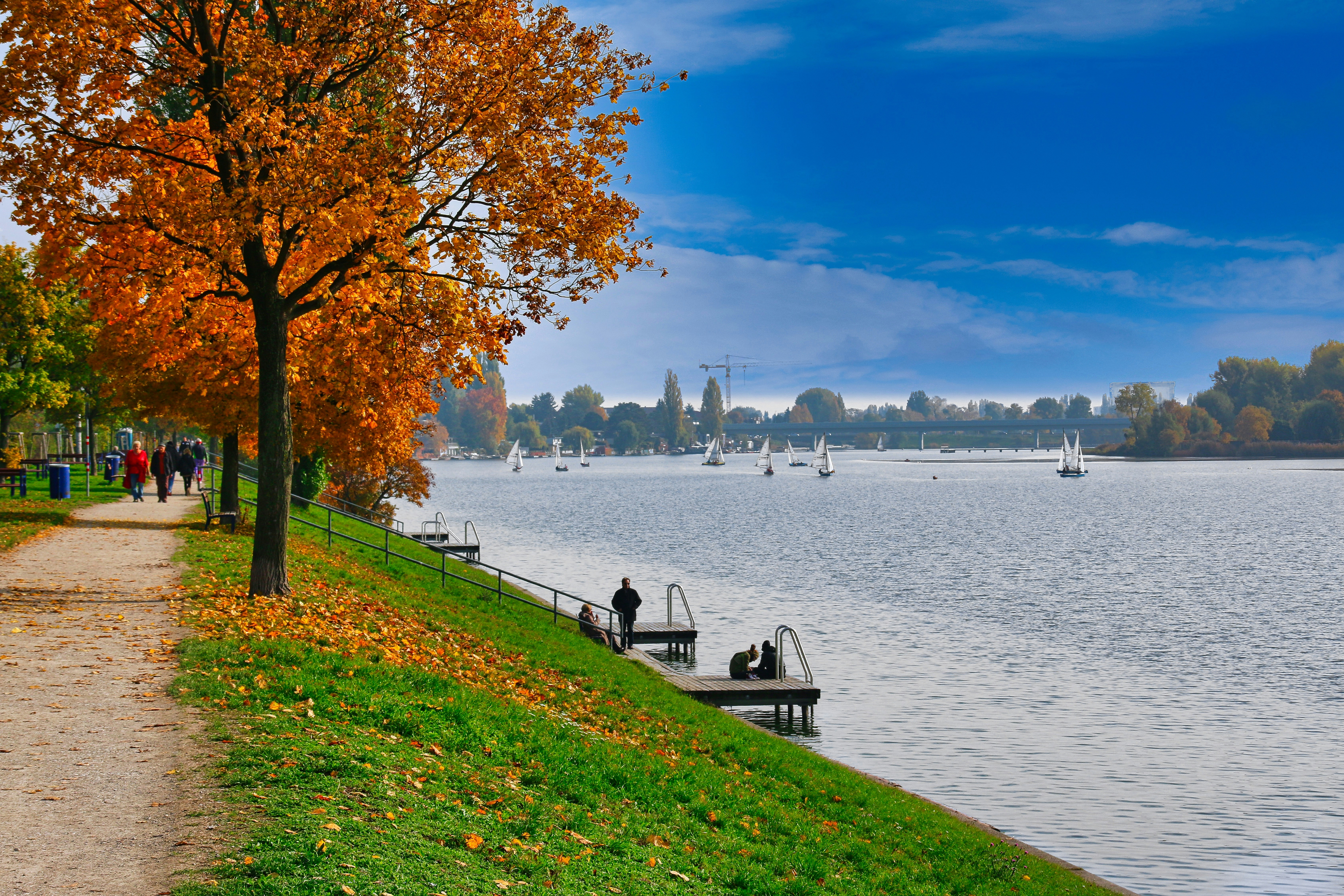 Foto Un par de botes que están sentados en el agua – Imagen Vienne ...