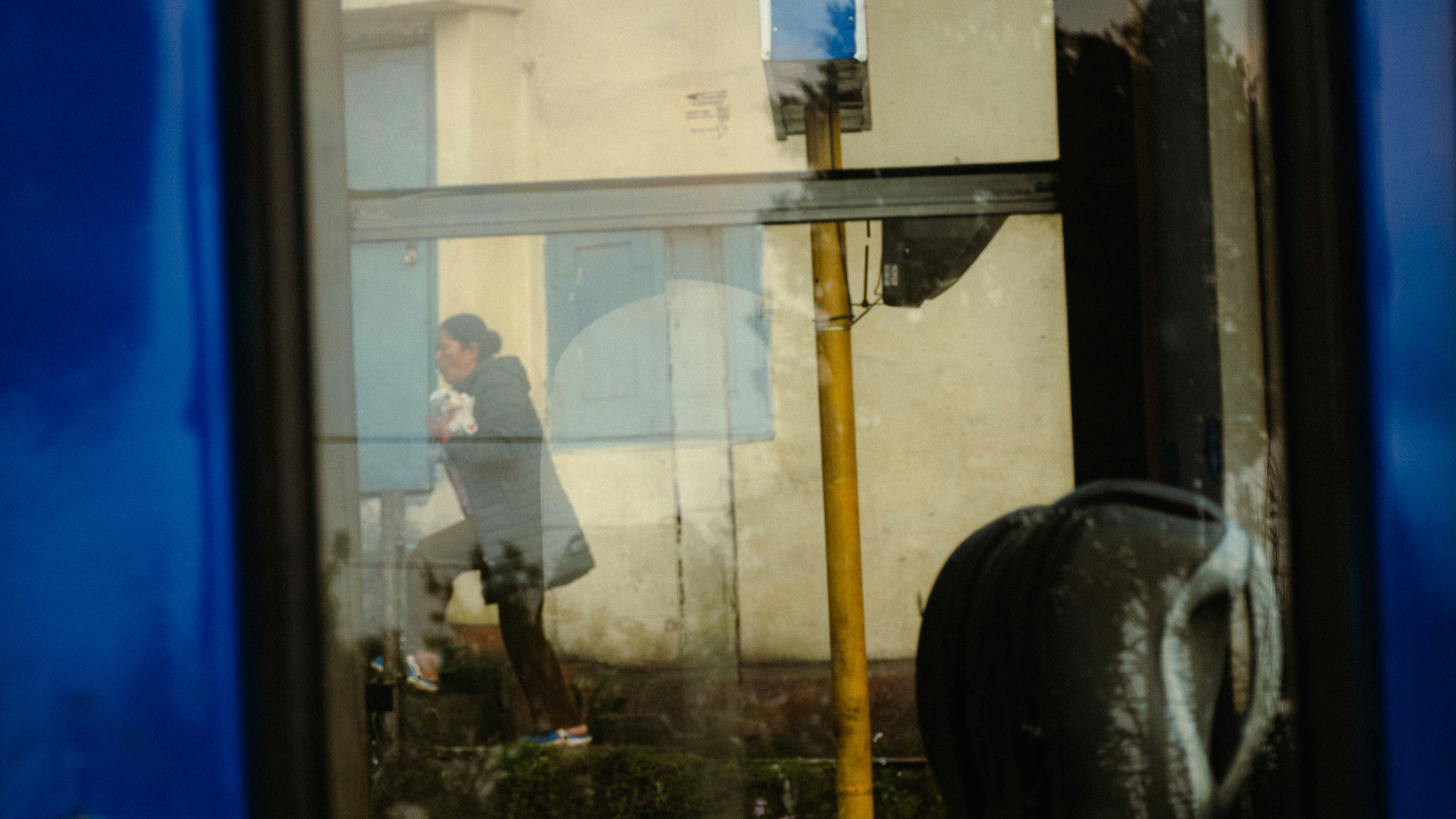 A reflection of a man in a window photo – Free Darjeeling Image on Unsplash