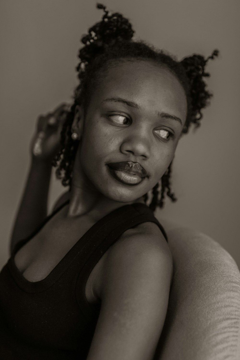 Une photo en noir et blanc d’une femme avec un regard surpris sur son ... Une photo en noir et blanc d’une femme avec un regard surpris sur son ...