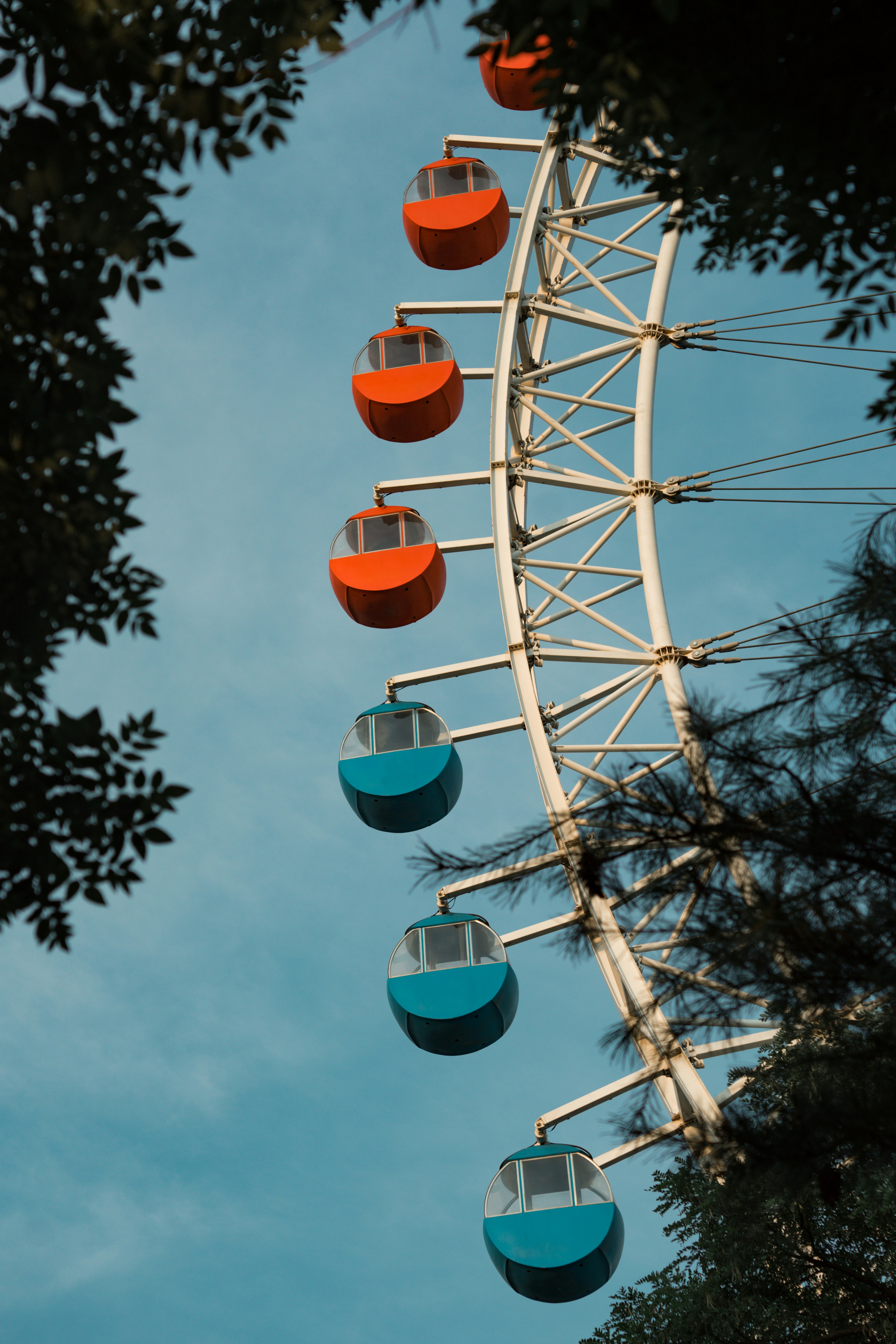 Une grande roue se détache sur un ciel bleu photo – Photo Parc d ...