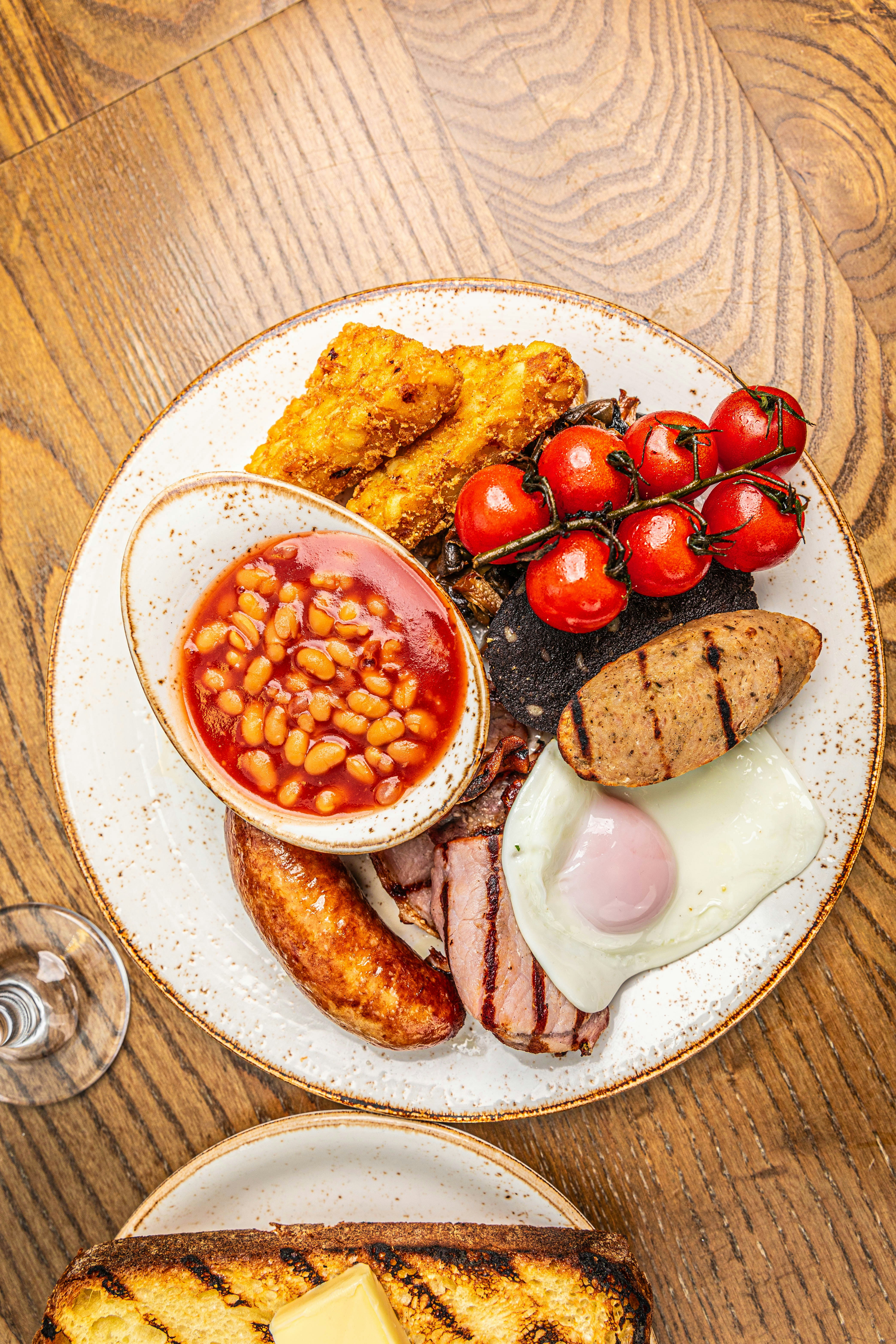 A plate of food on a wooden table photo – Free Breakfast Image on Unsplash
