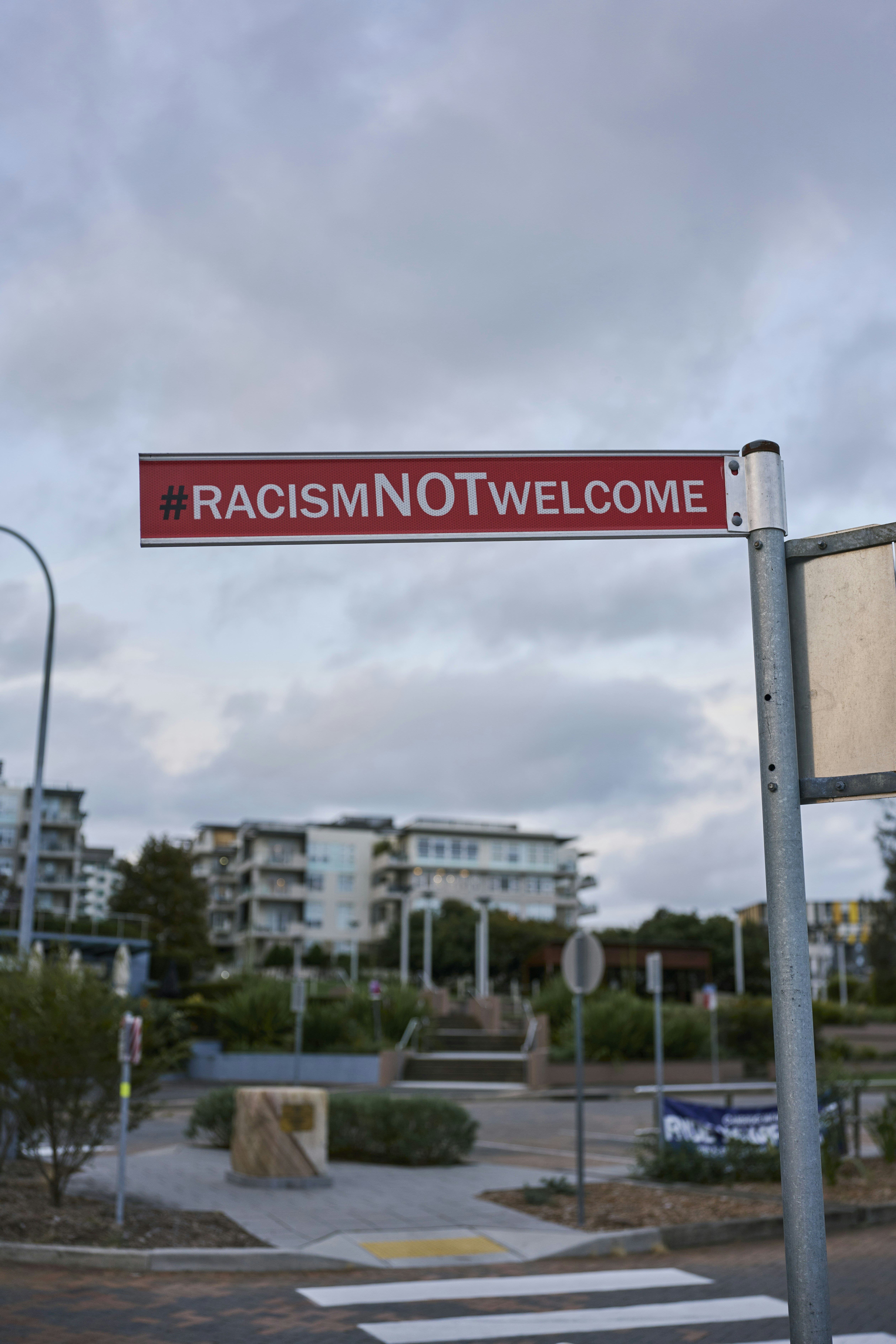 A red and white street sign sitting on the side of a road photo – Free ...