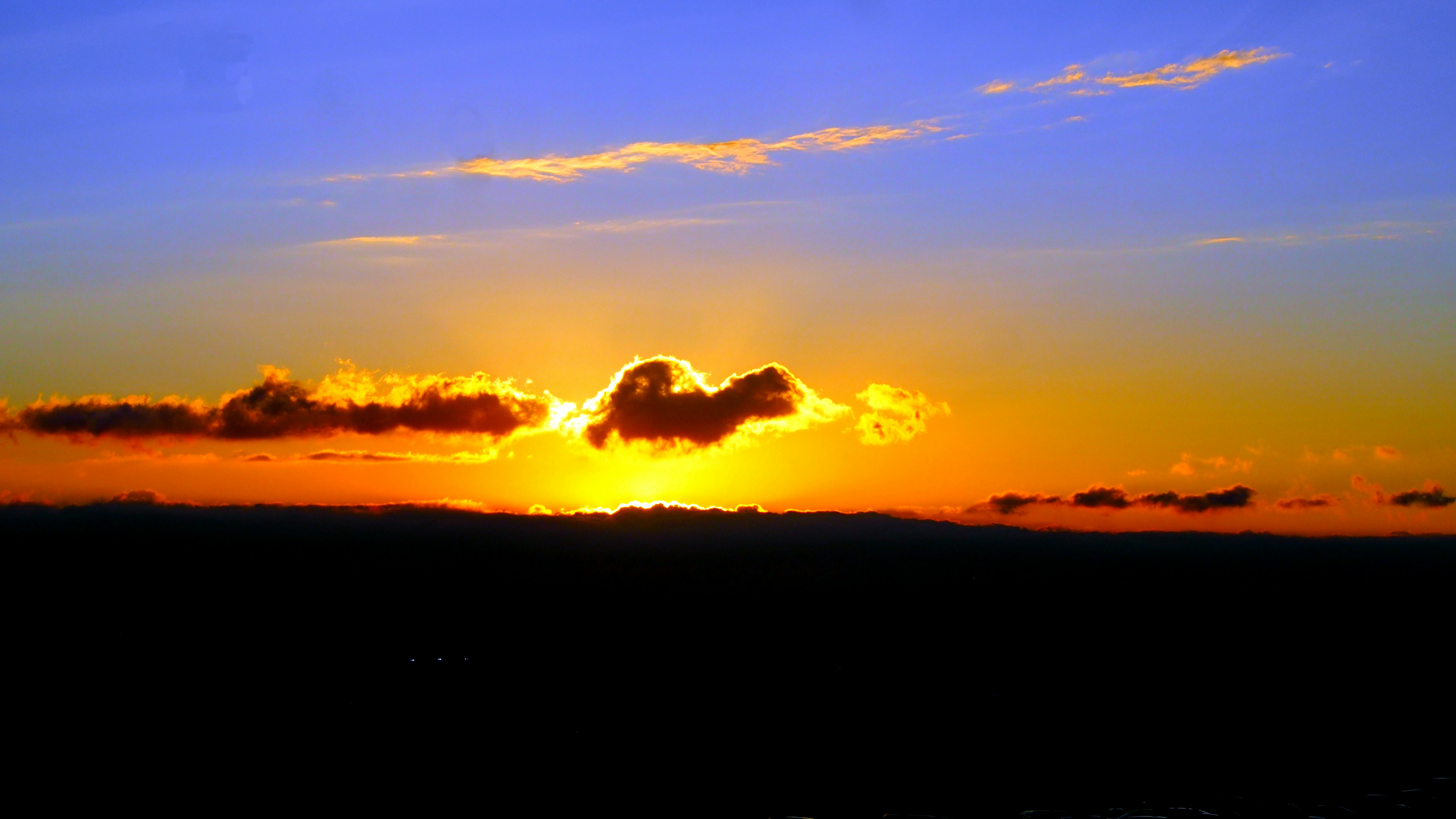 Horizon Embrace: A Quiet Sunset Over the Flatlands