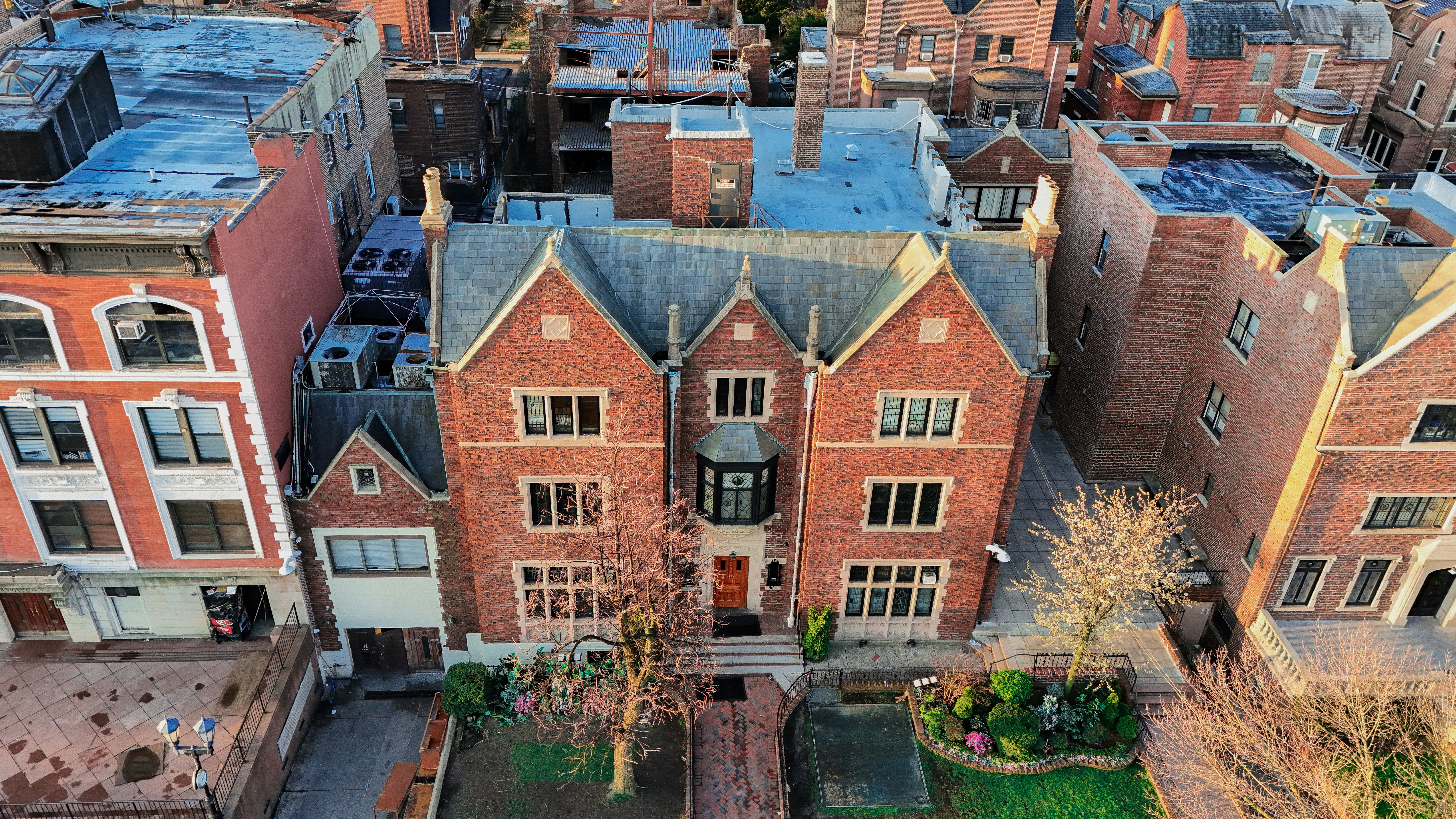 An aerial view of a brick building in a city photo – Free 770 eastern ...