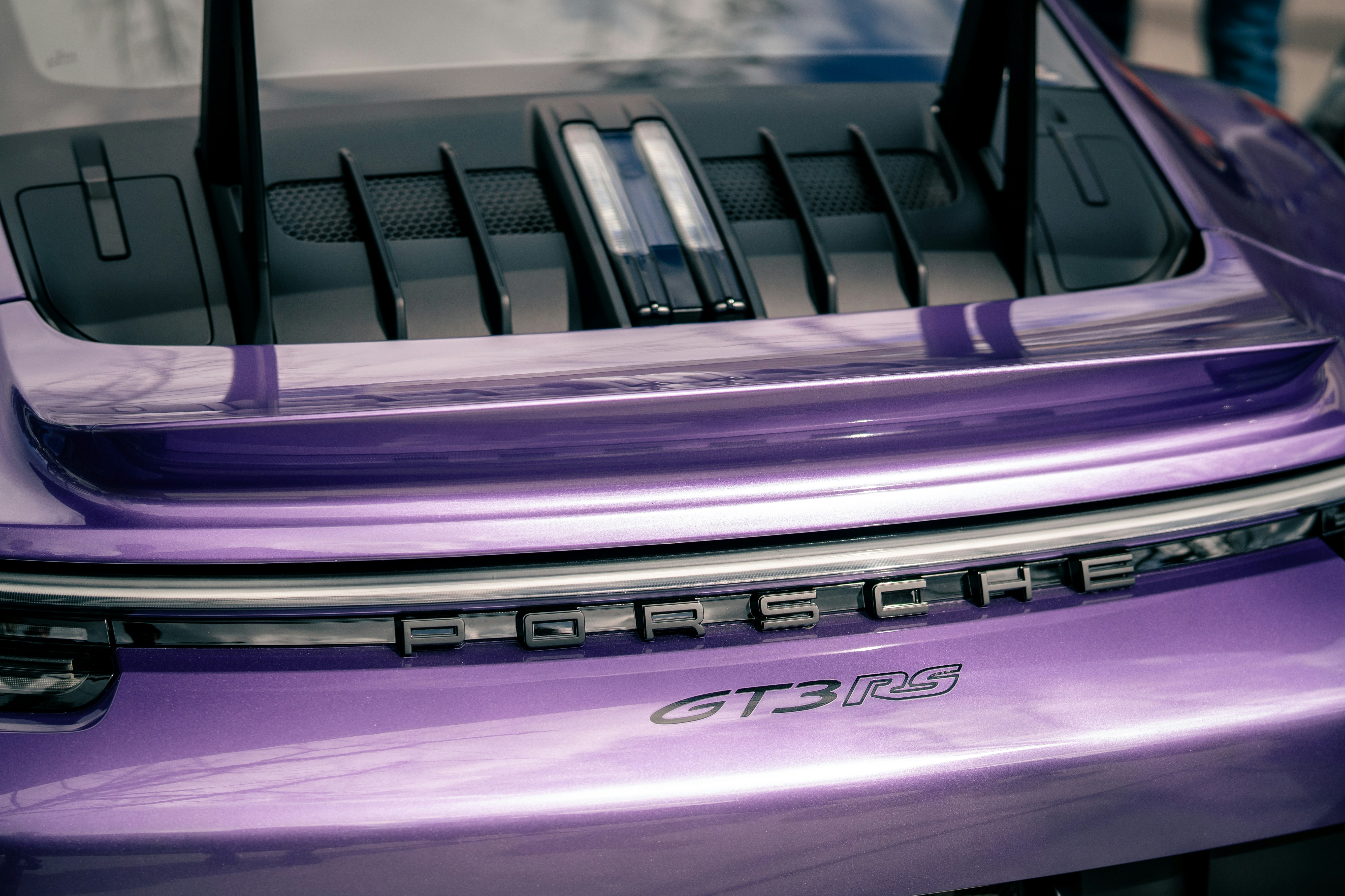 Violet Porsche GT3 RS: A glossy rear reveal of louvers and badge