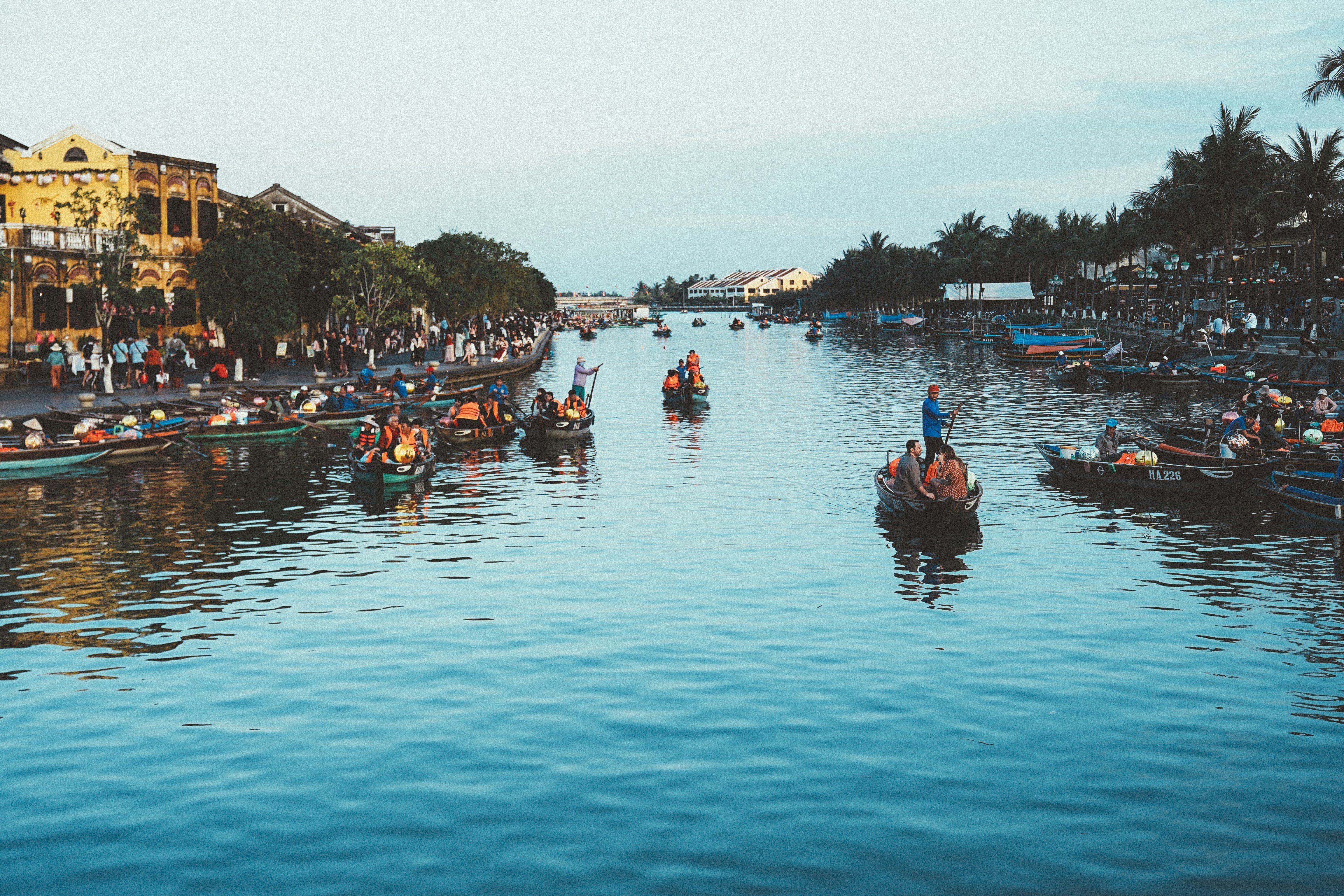 Un grupo de personas que viajan en botes por un río foto – Imagen de ...