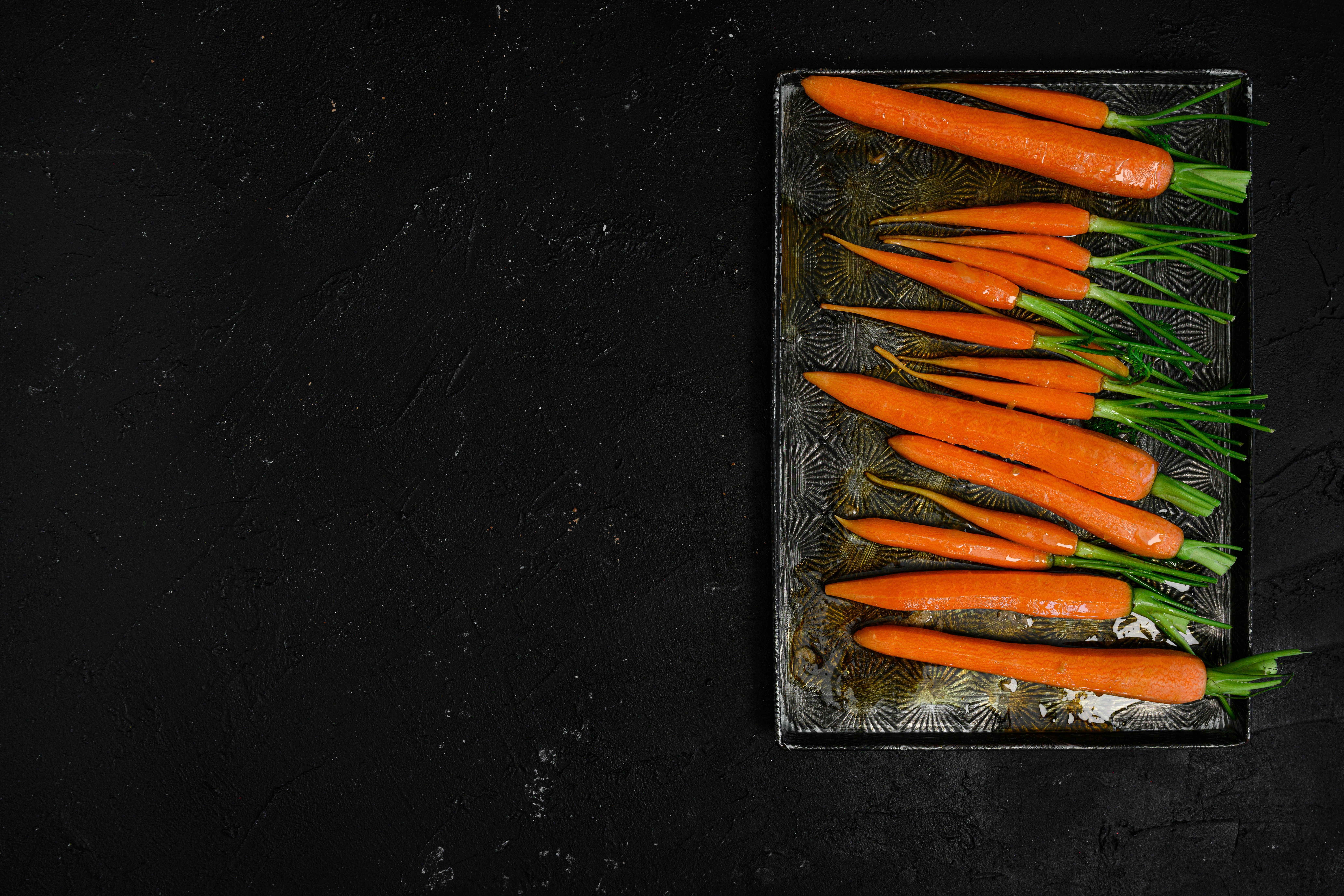 A bunch of carrots sitting on top of a metal tray photo – Free Carrots ...