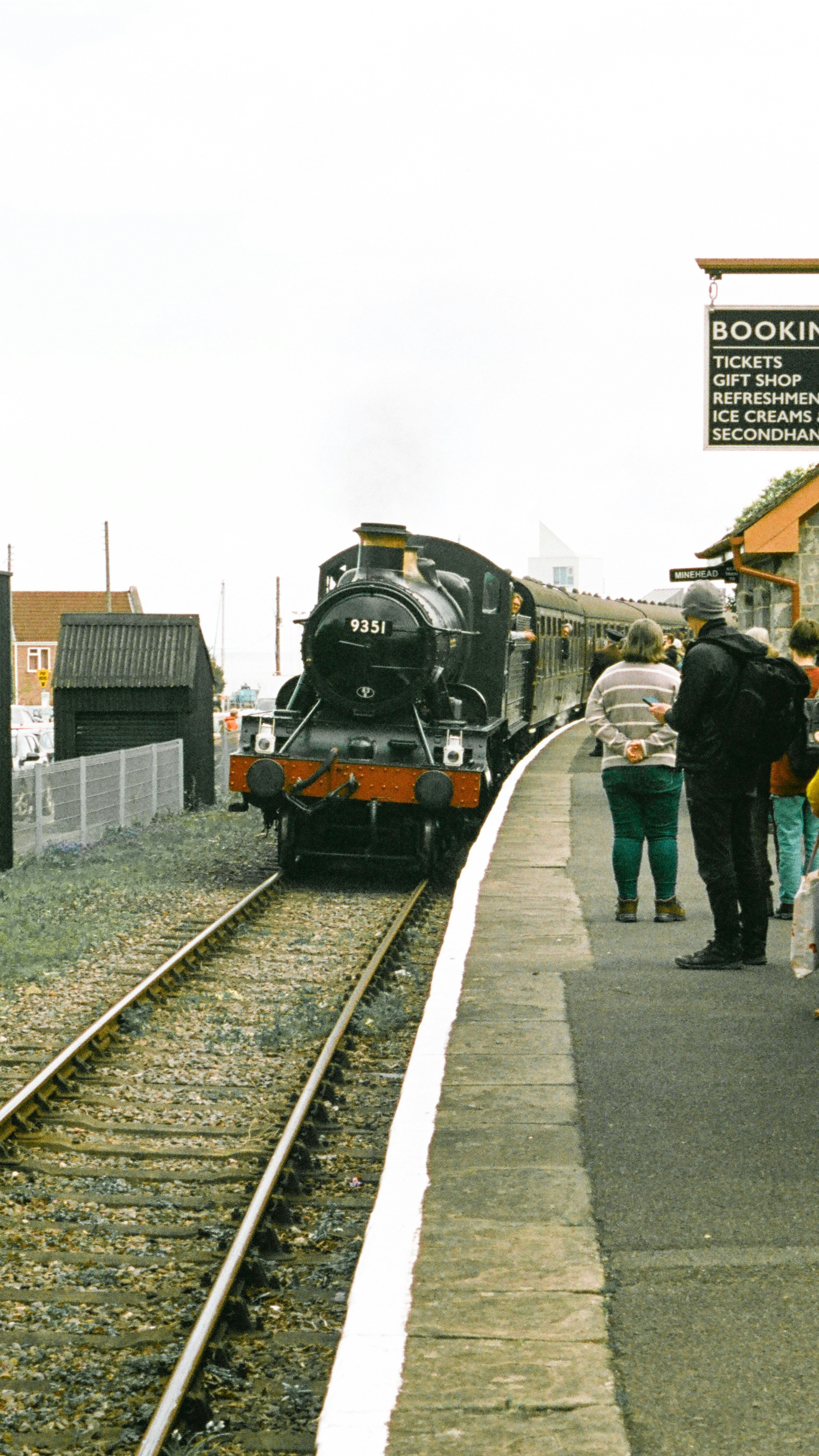 A train pulling into a train station next to a platform photo – Free ...