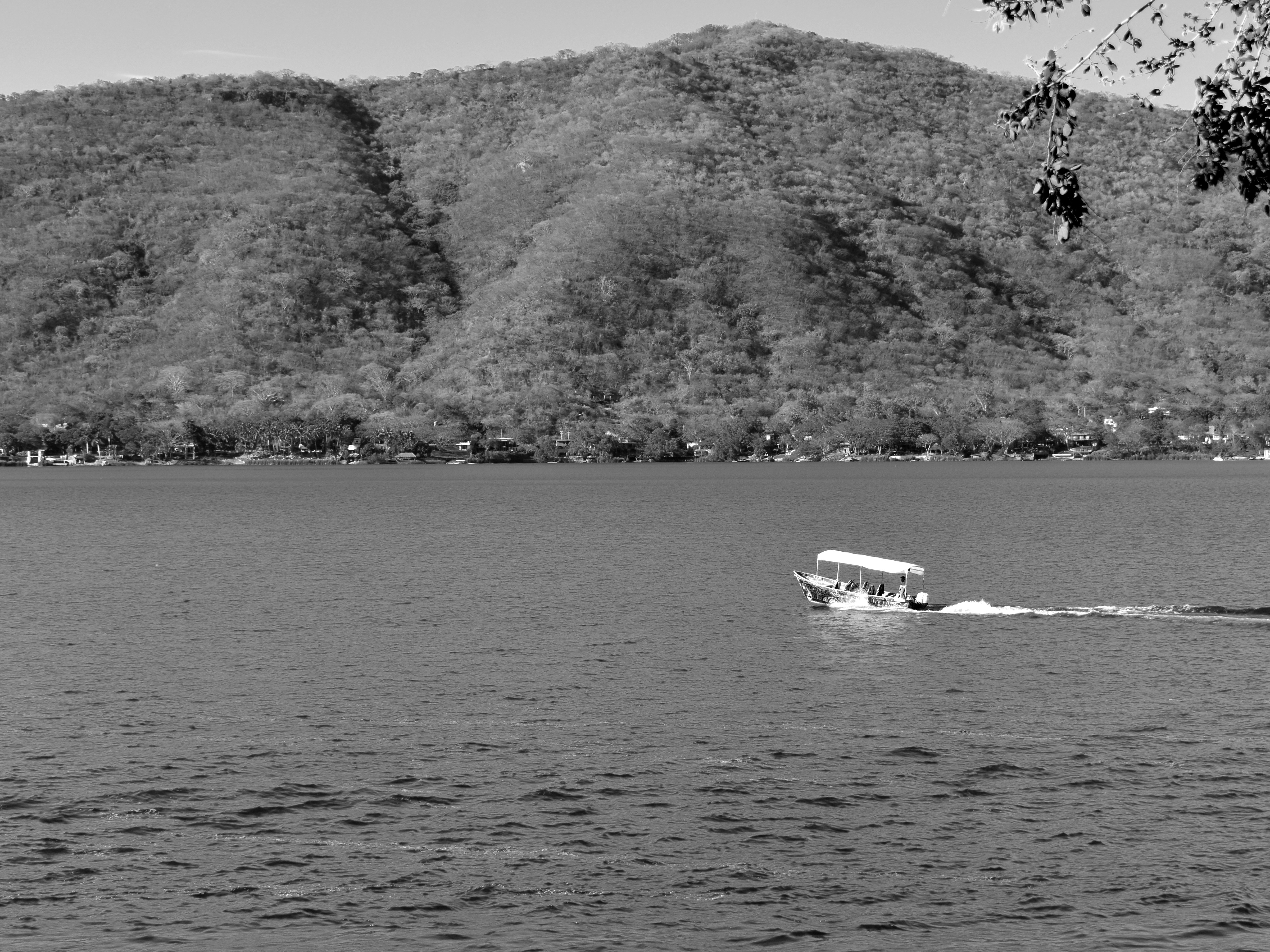 Serene Voyage Across Santa María Waters