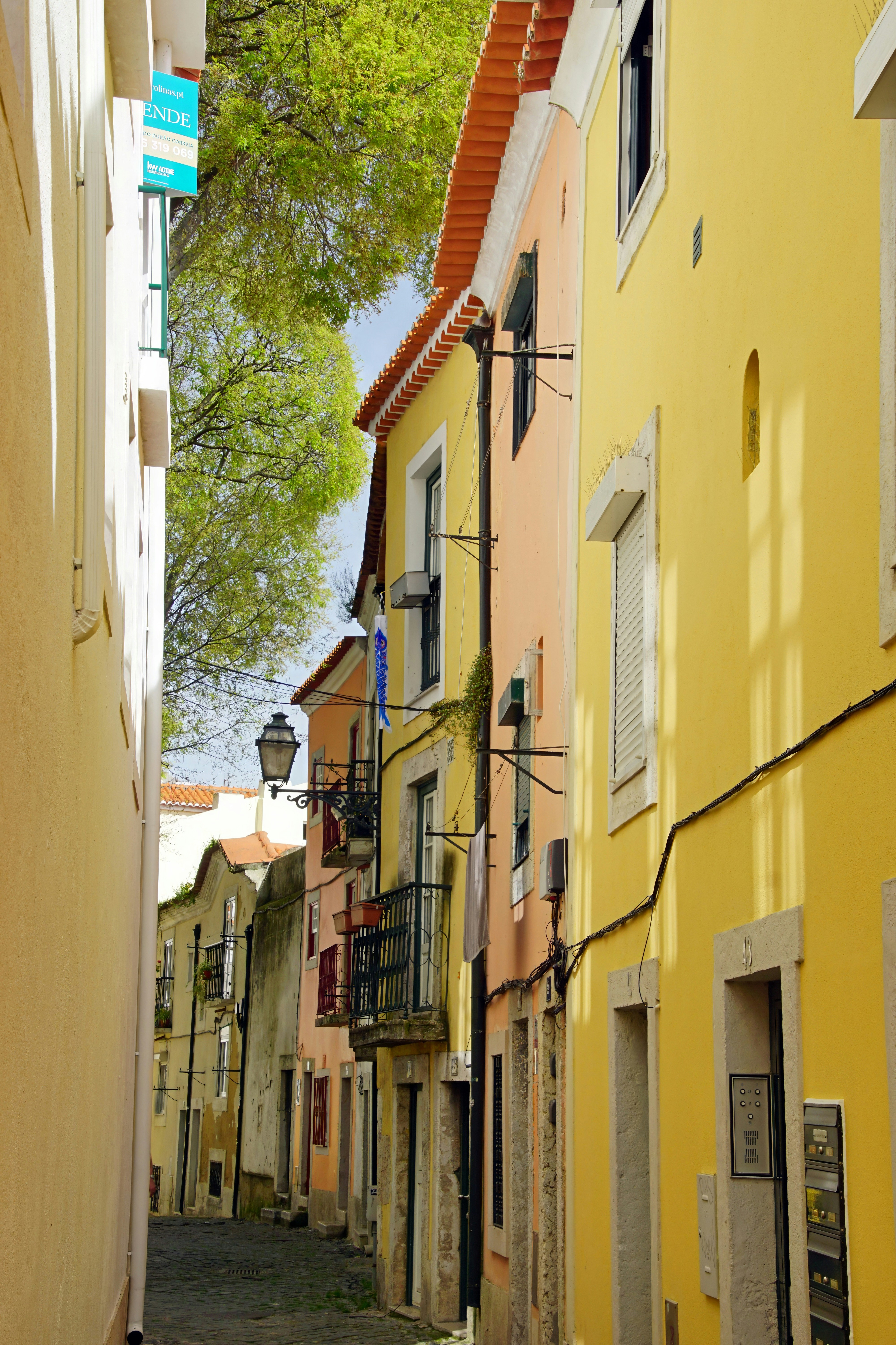 Une rue étroite de la ville avec des bâtiments peints en jaune et rouge ...